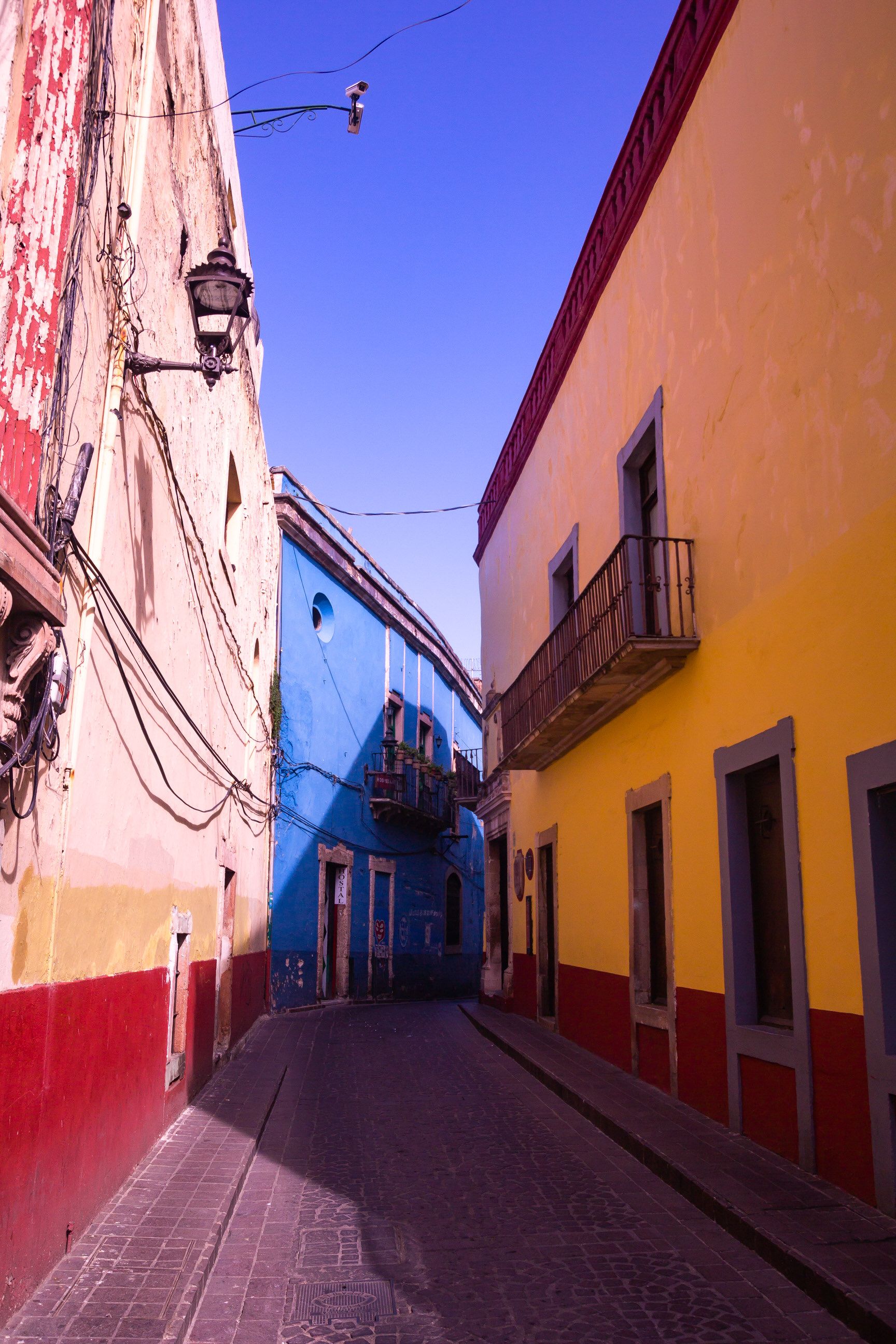 Walls of Buildings around Alley in Town · Free Stock Photo