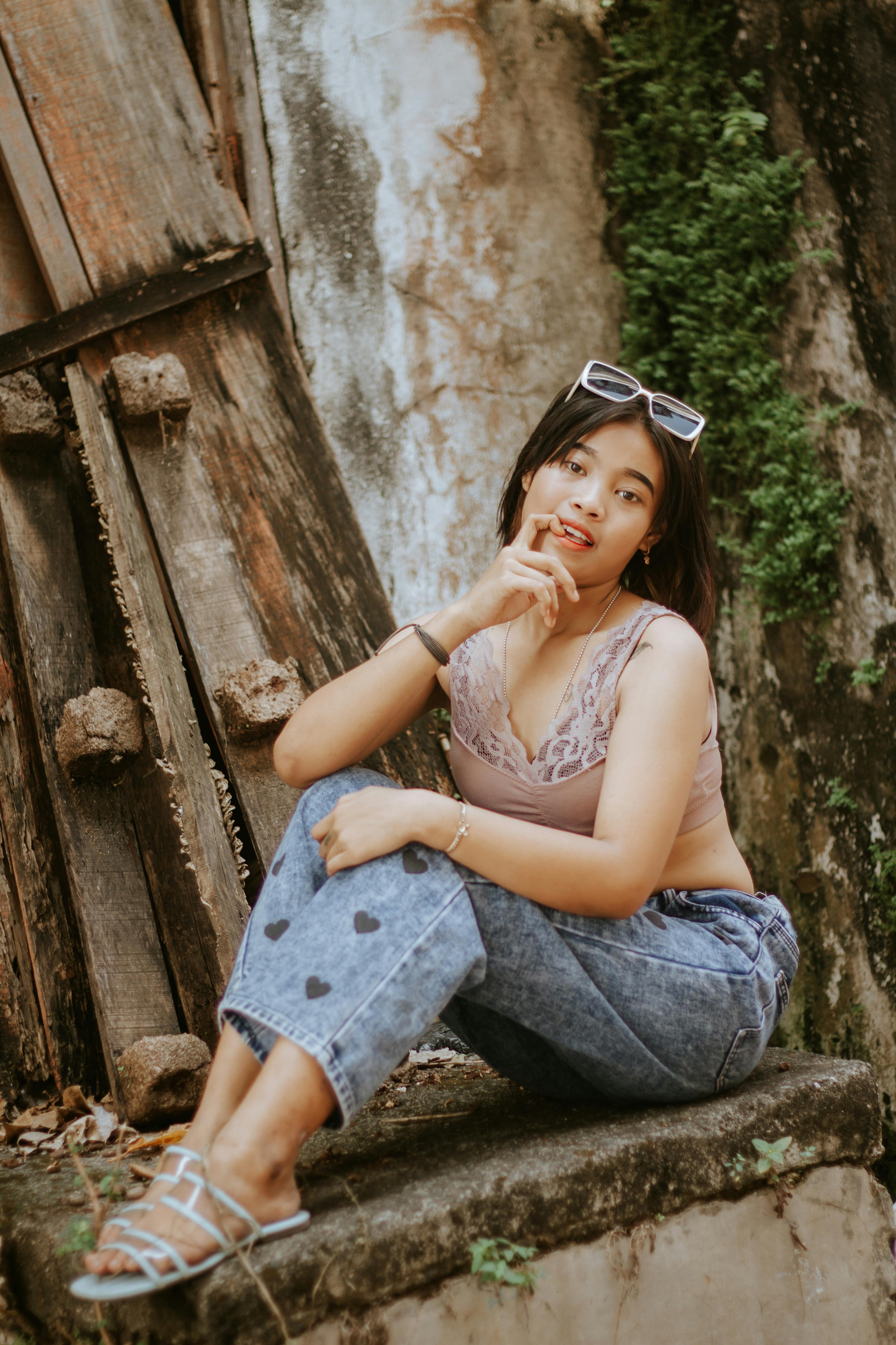 Kvinna Pekande Finger Meme Photos, Download The BEST Free Kvinna ...