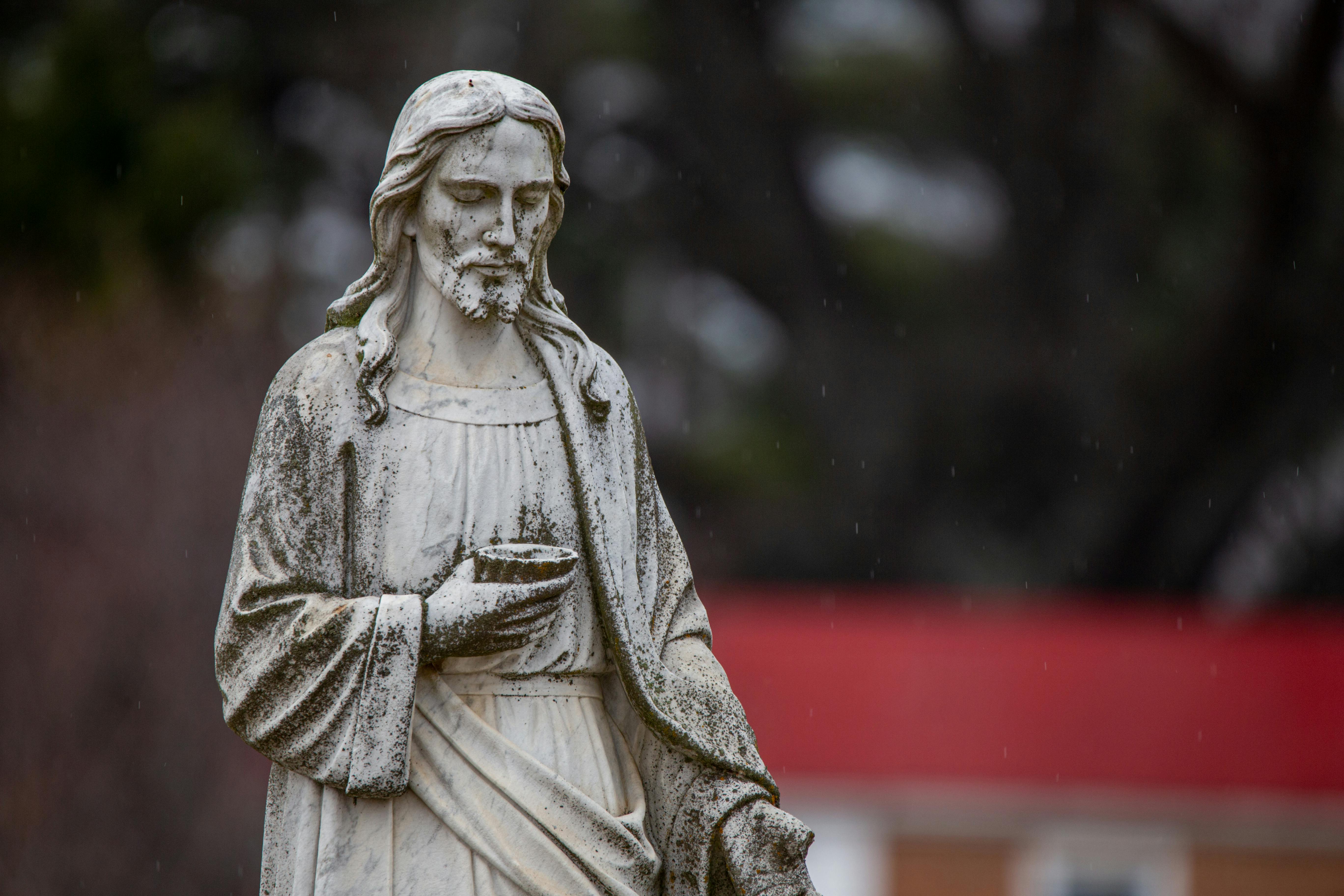 Statue of Jesus with the Moon in the Background · Free Stock Photo