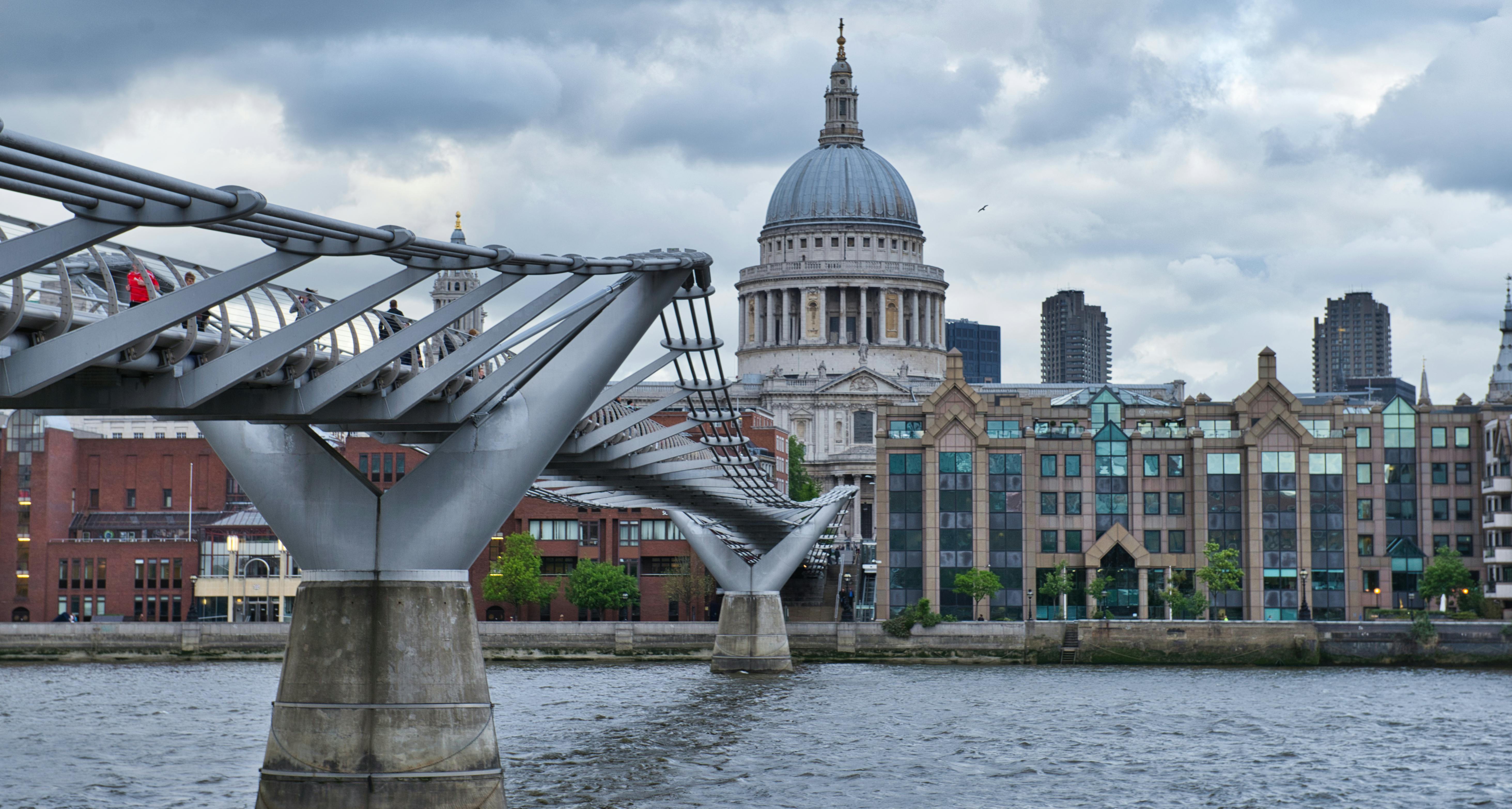 White and Gray Chain Bridge · Free Stock Photo