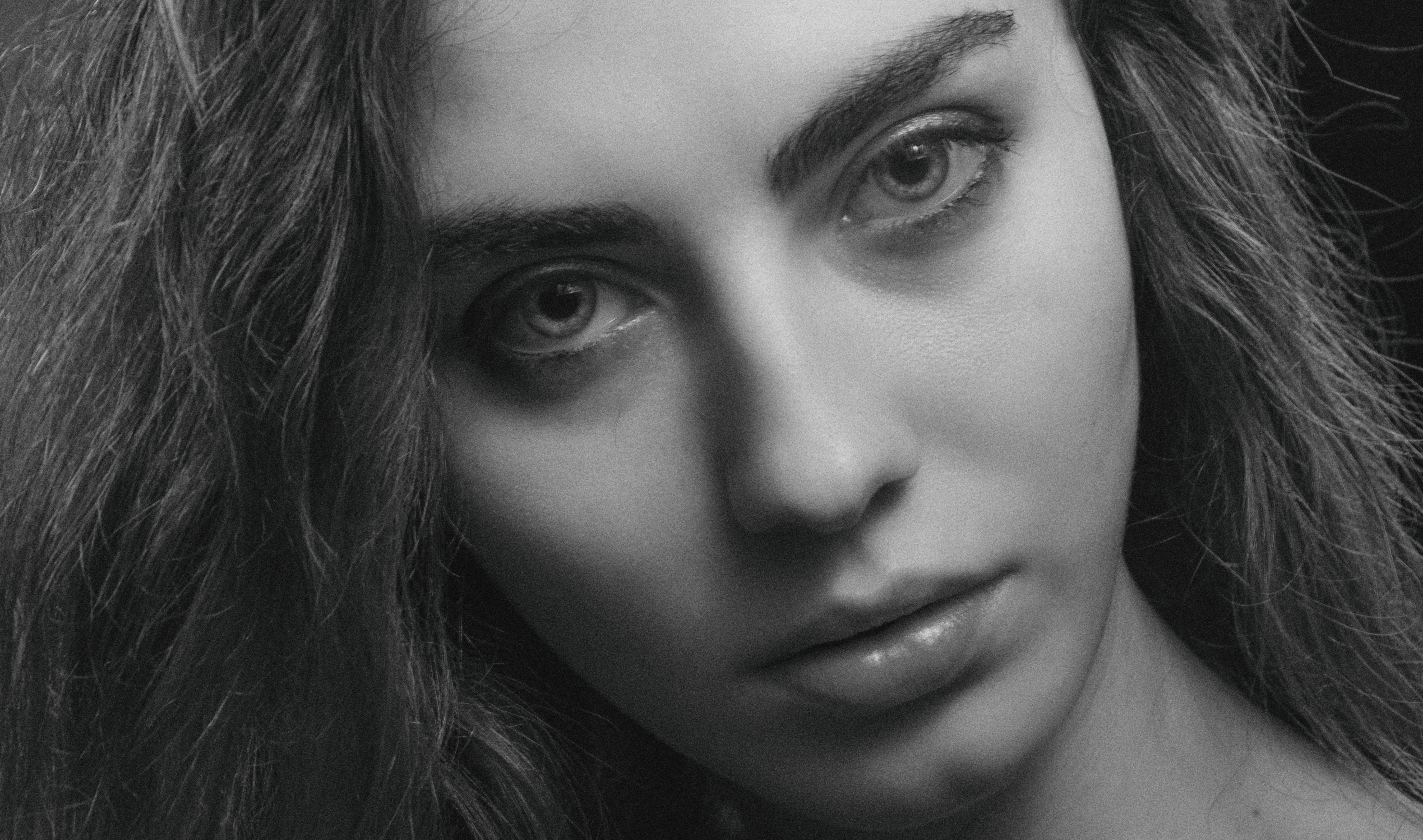 Grayscale Portrait of a Beautiful Woman · Free Stock Photo