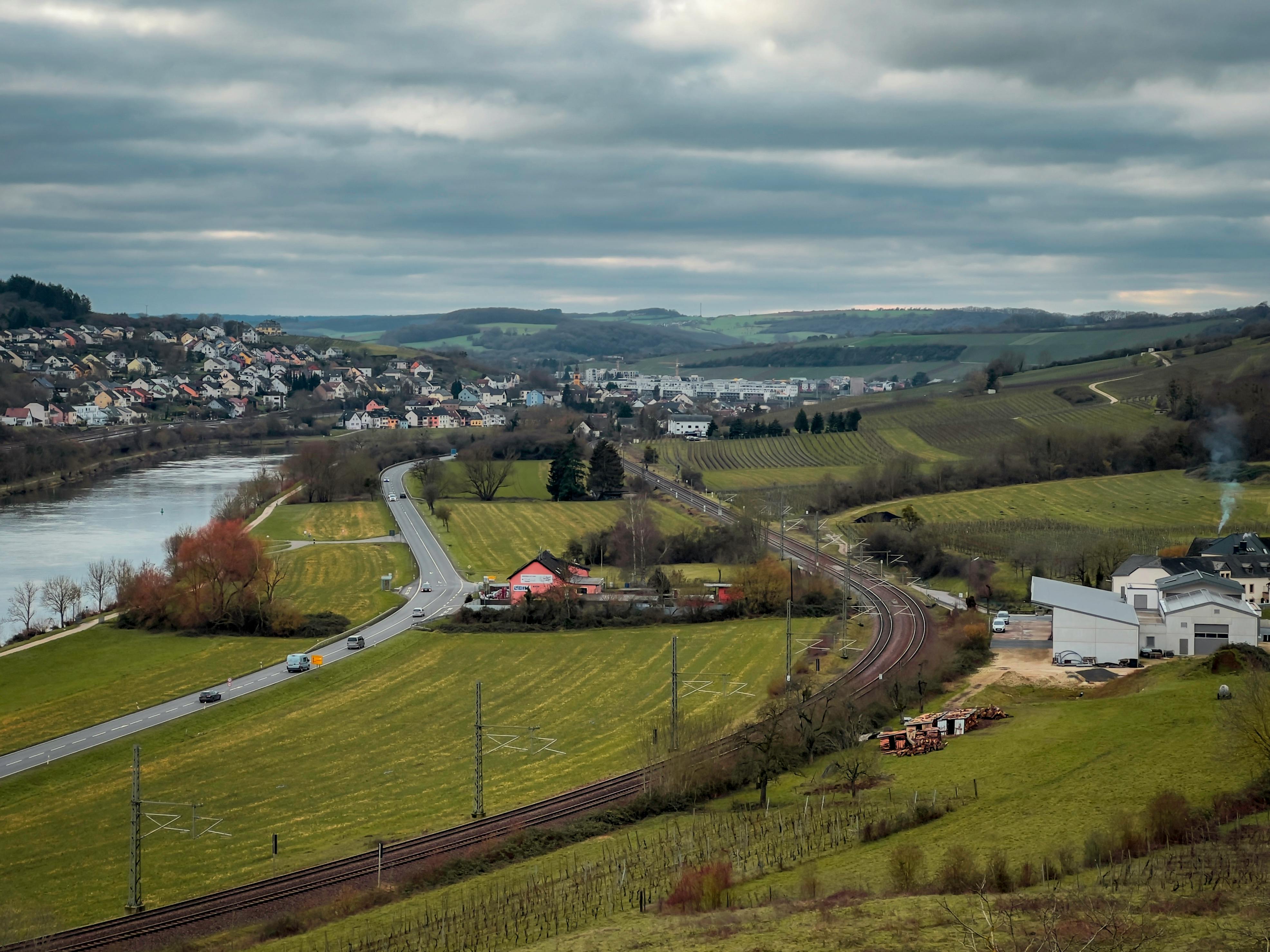 Converging Road Photos, Download The BEST Free Converging Road Stock ...