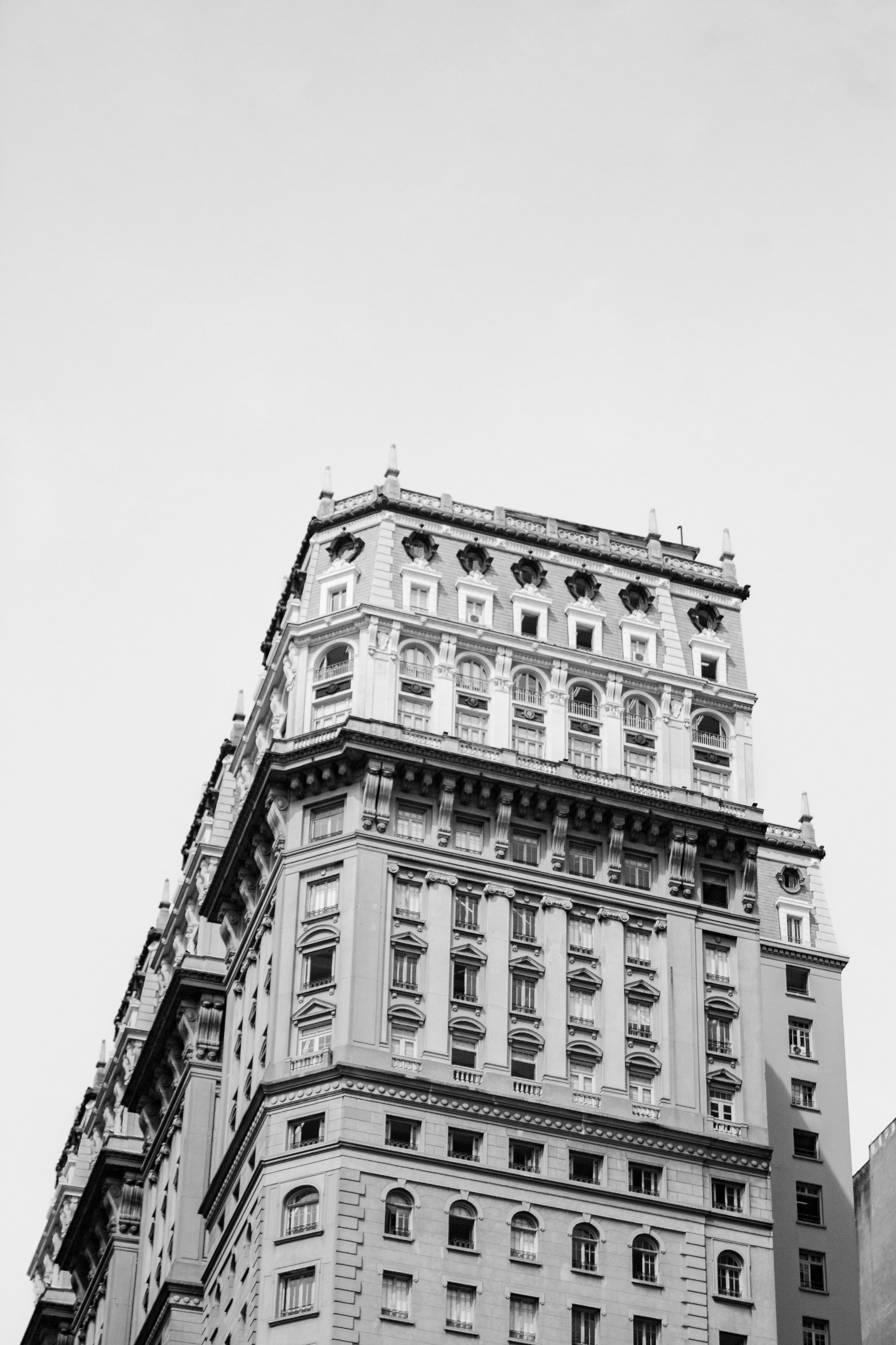Sunlit Building in Black and White · Free Stock Photo