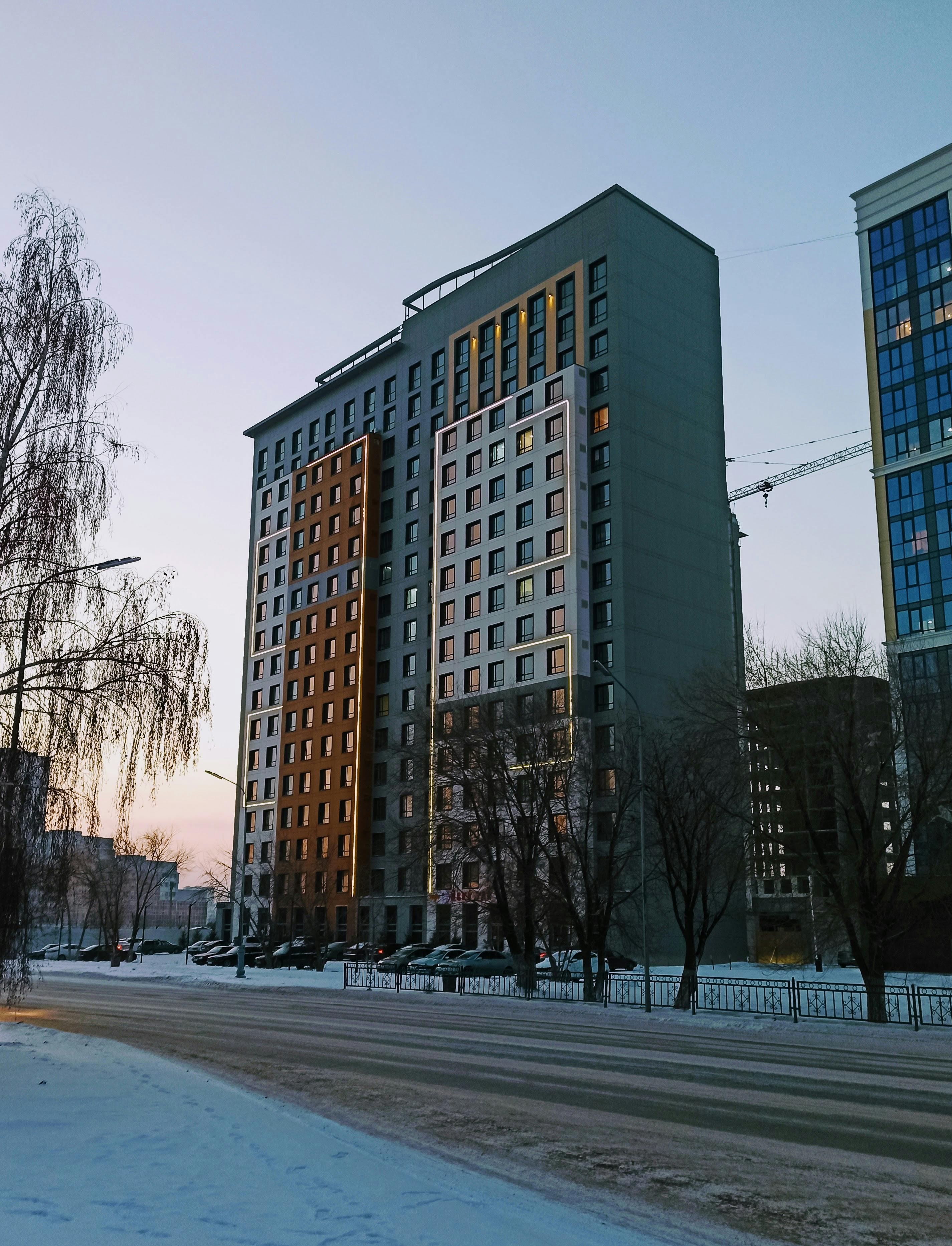 Street and Building in Town in Winter · Free Stock Photo