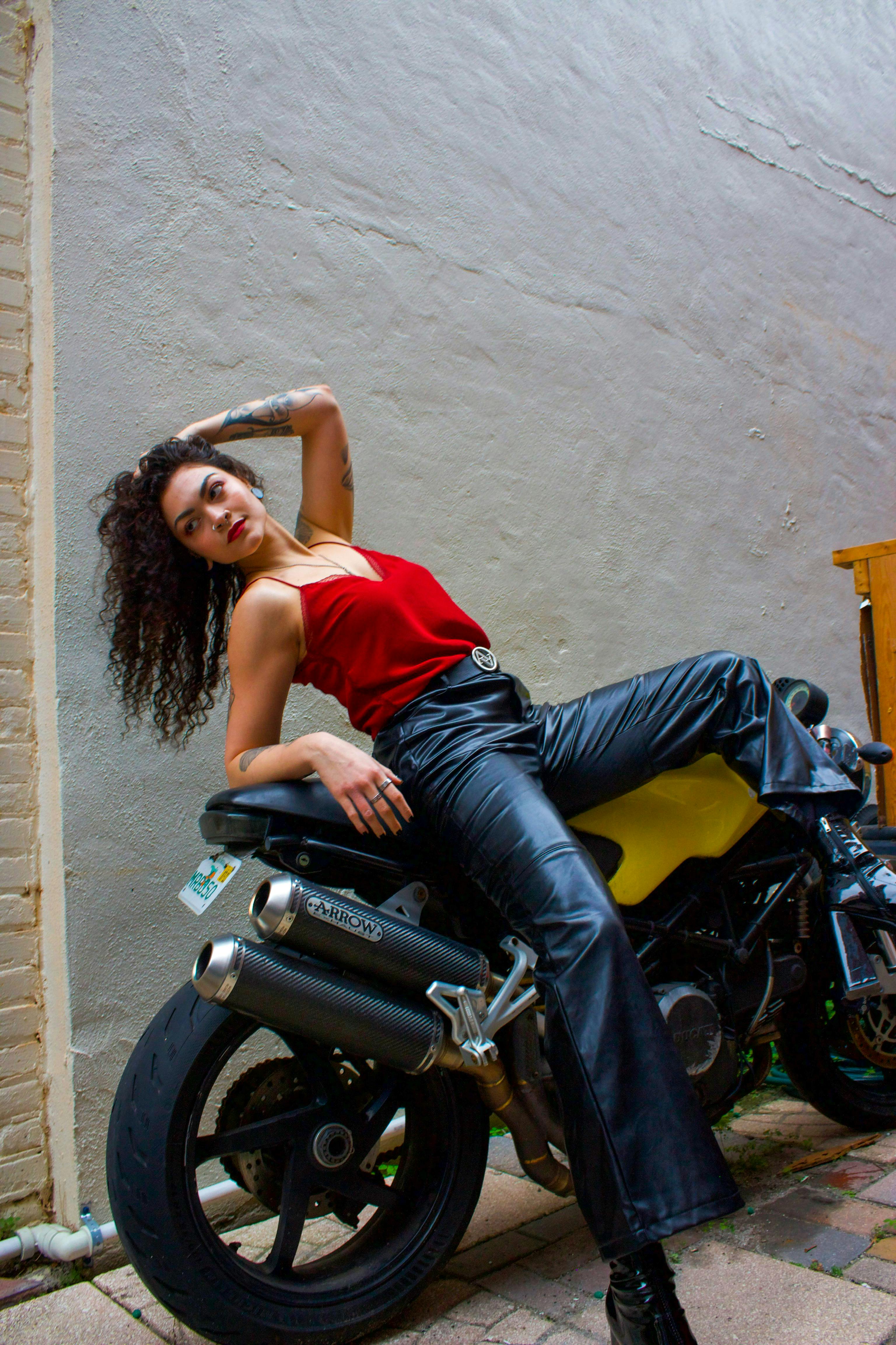 Foto de stock gratuita sobre al aire libre, cuero, maqueta, morena, moto, motocicleta, mujer ...