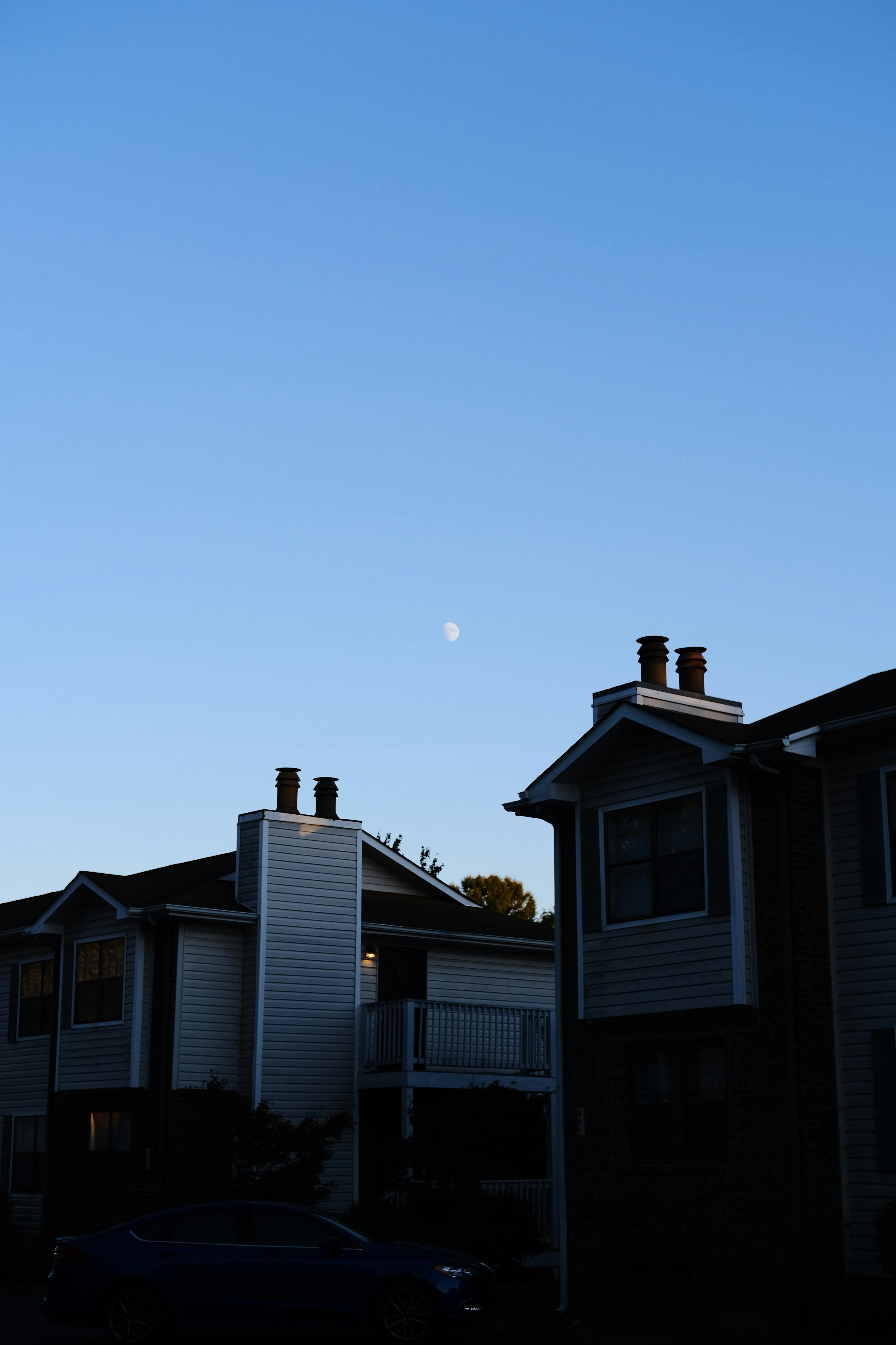 Clear Sky over Houses · Free Stock Photo