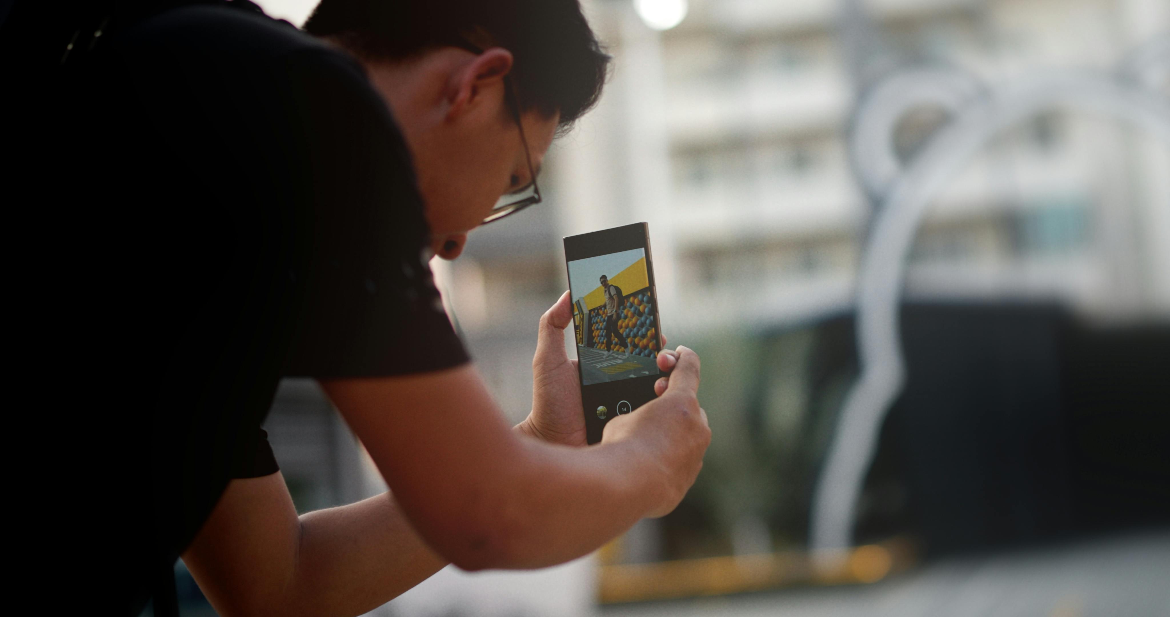 Holding A Phone Photos, Download The BEST Free Holding A Phone Stock ...