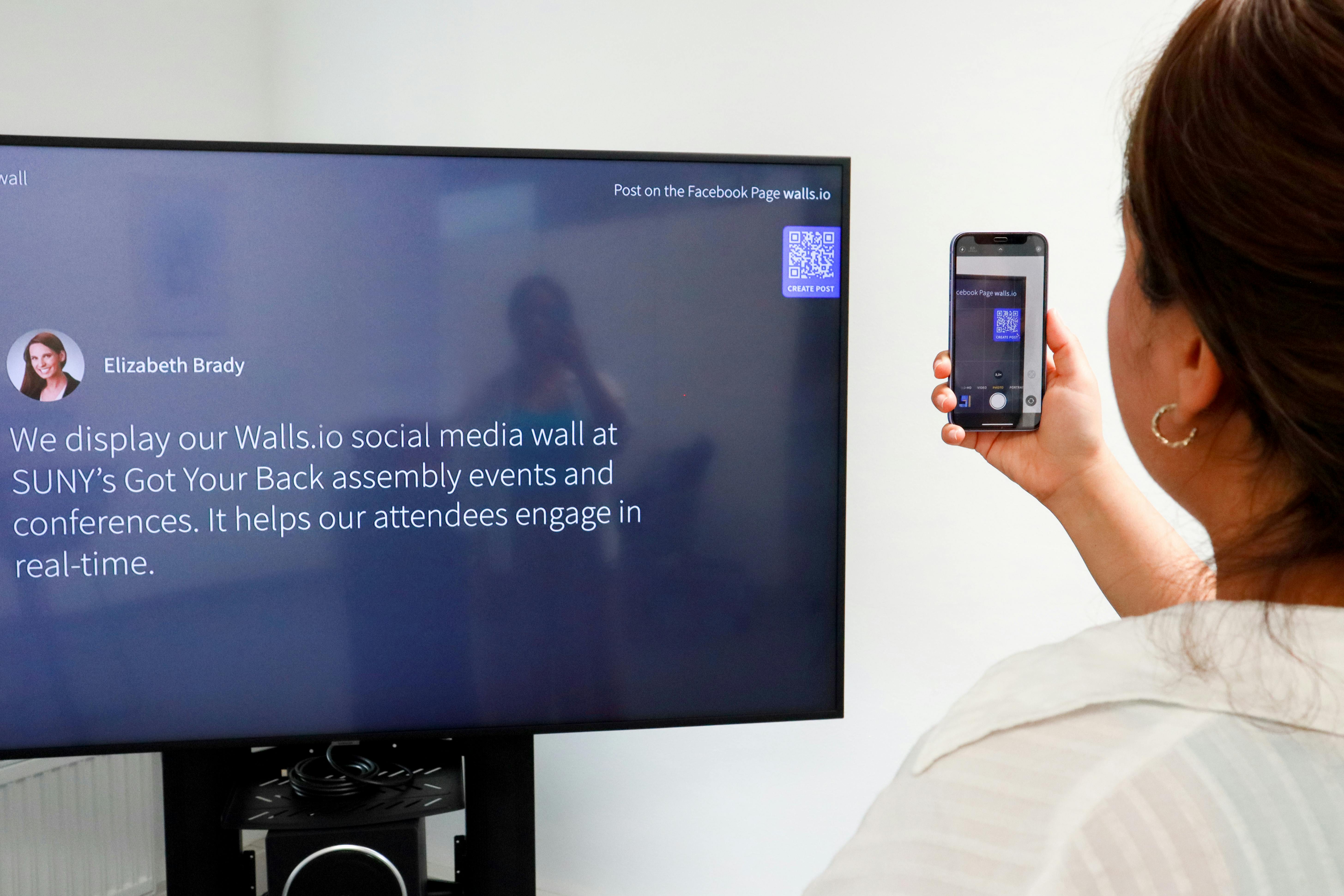 15 fotos y vídeos de Scanning QR Code guardados por Walls.io