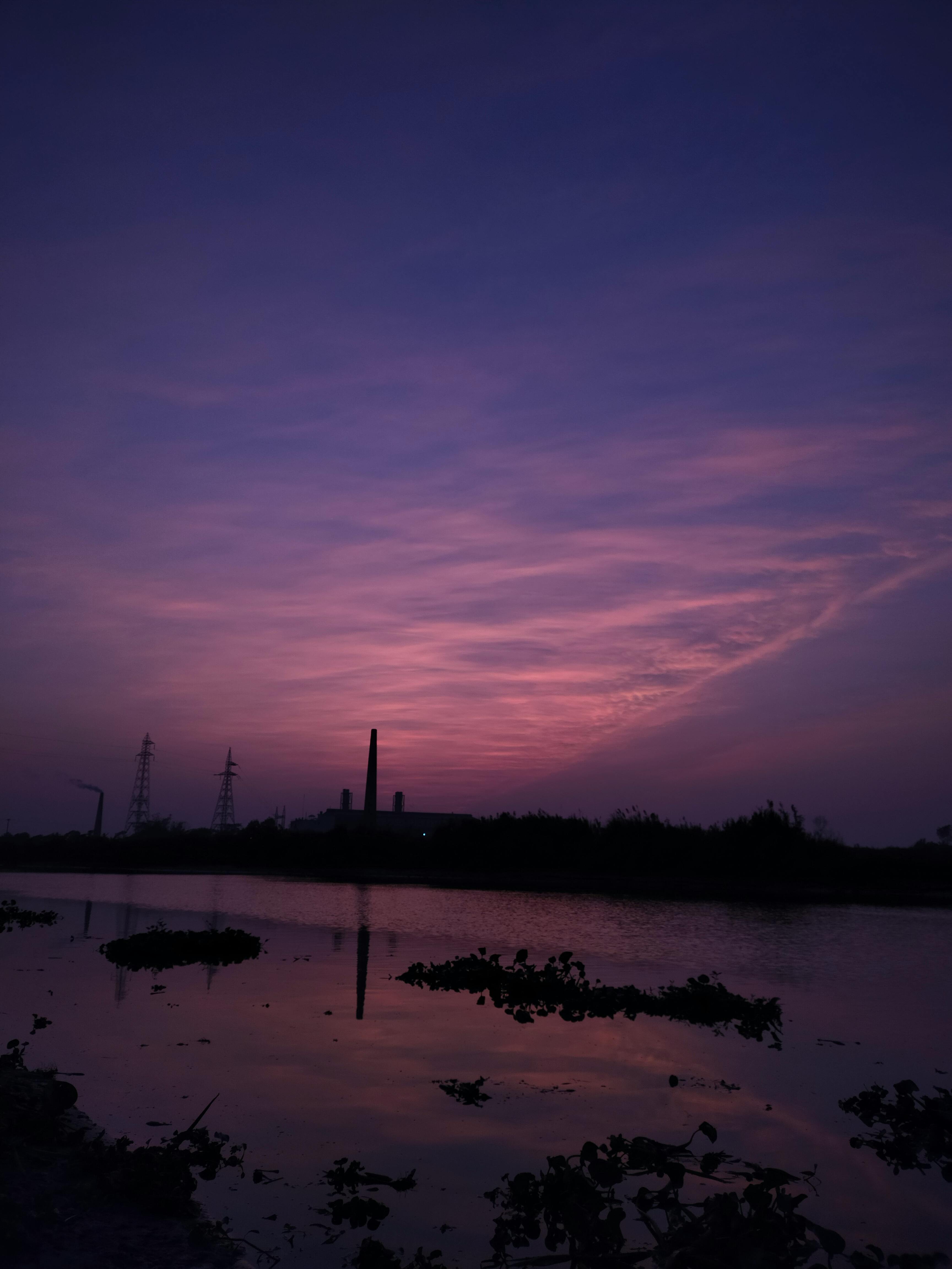 Dramatic Sky at Dusk over the Lake · Free Stock Photo
