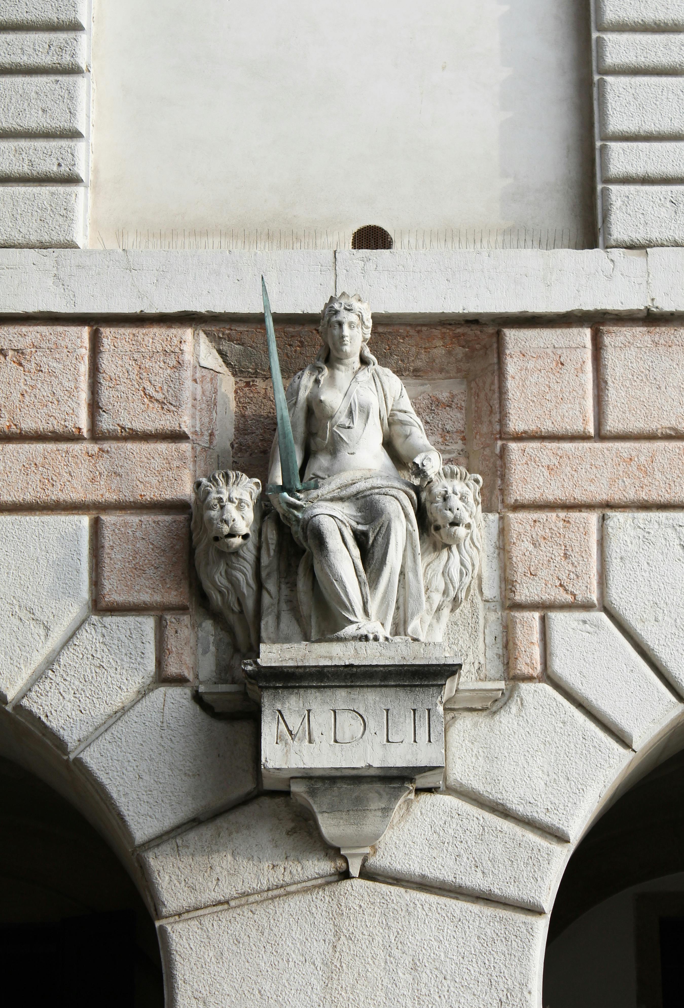 Sculpture on Building Facade · Free Stock Photo