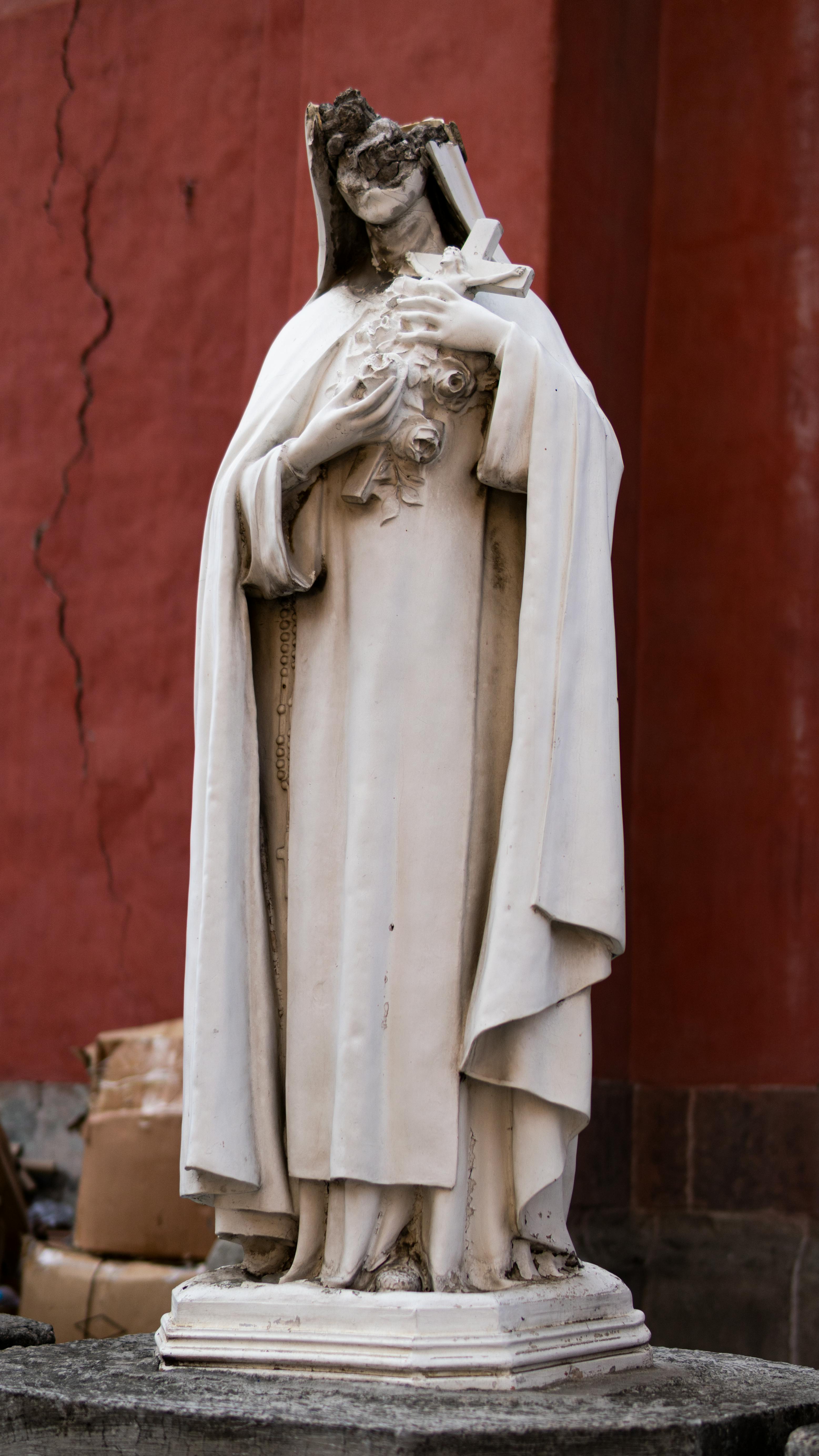 Low Angle Shot of Virgin Mary Statue · Free Stock Photo