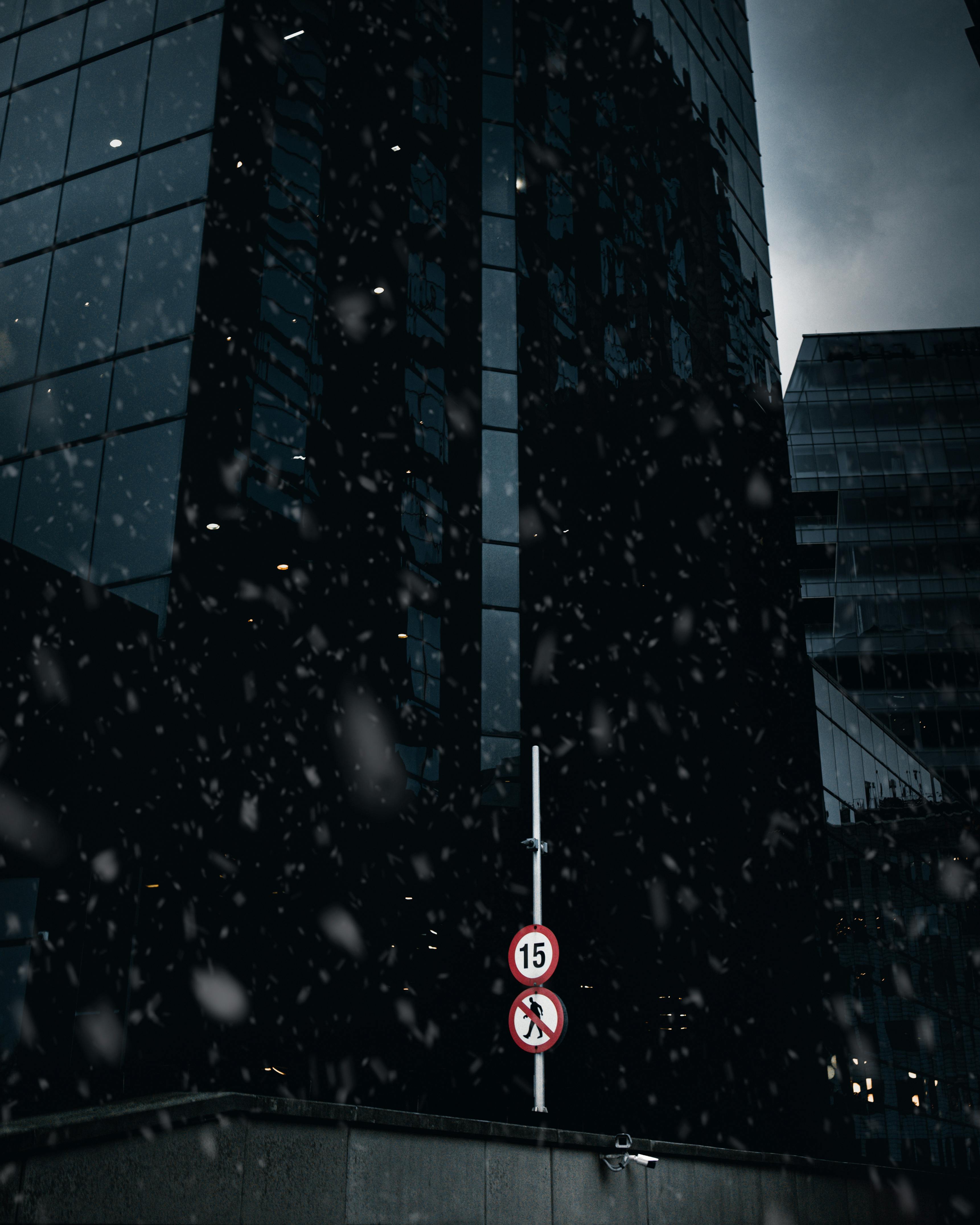 Snowfall over Building in Downtown · Free Stock Photo