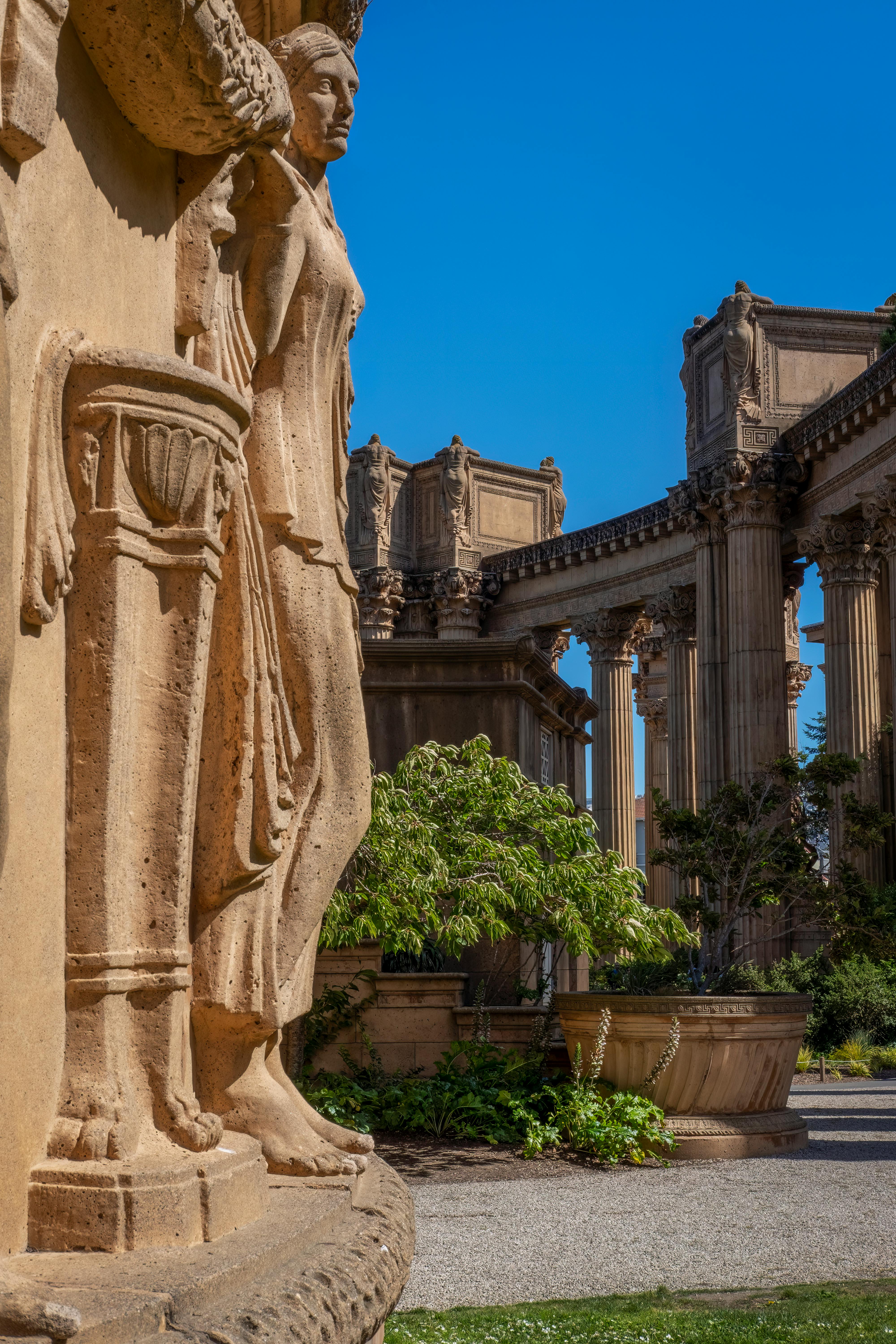 Ancient Sculptures and Castle with Columns · Free Stock Photo