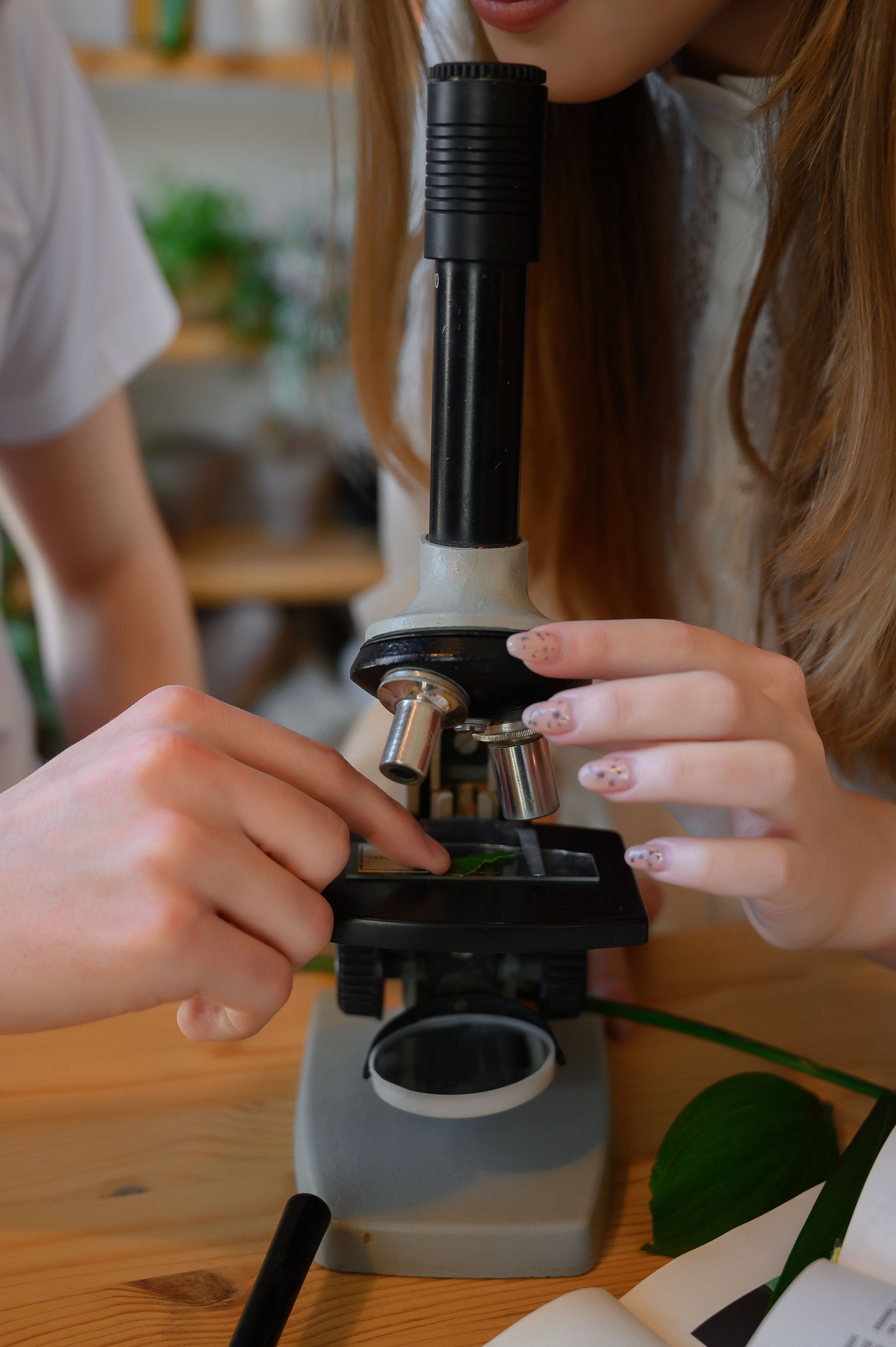 Una Pareja Joven Mira Al Microscopio. Los Estudiantes Estudian Ciencias ...