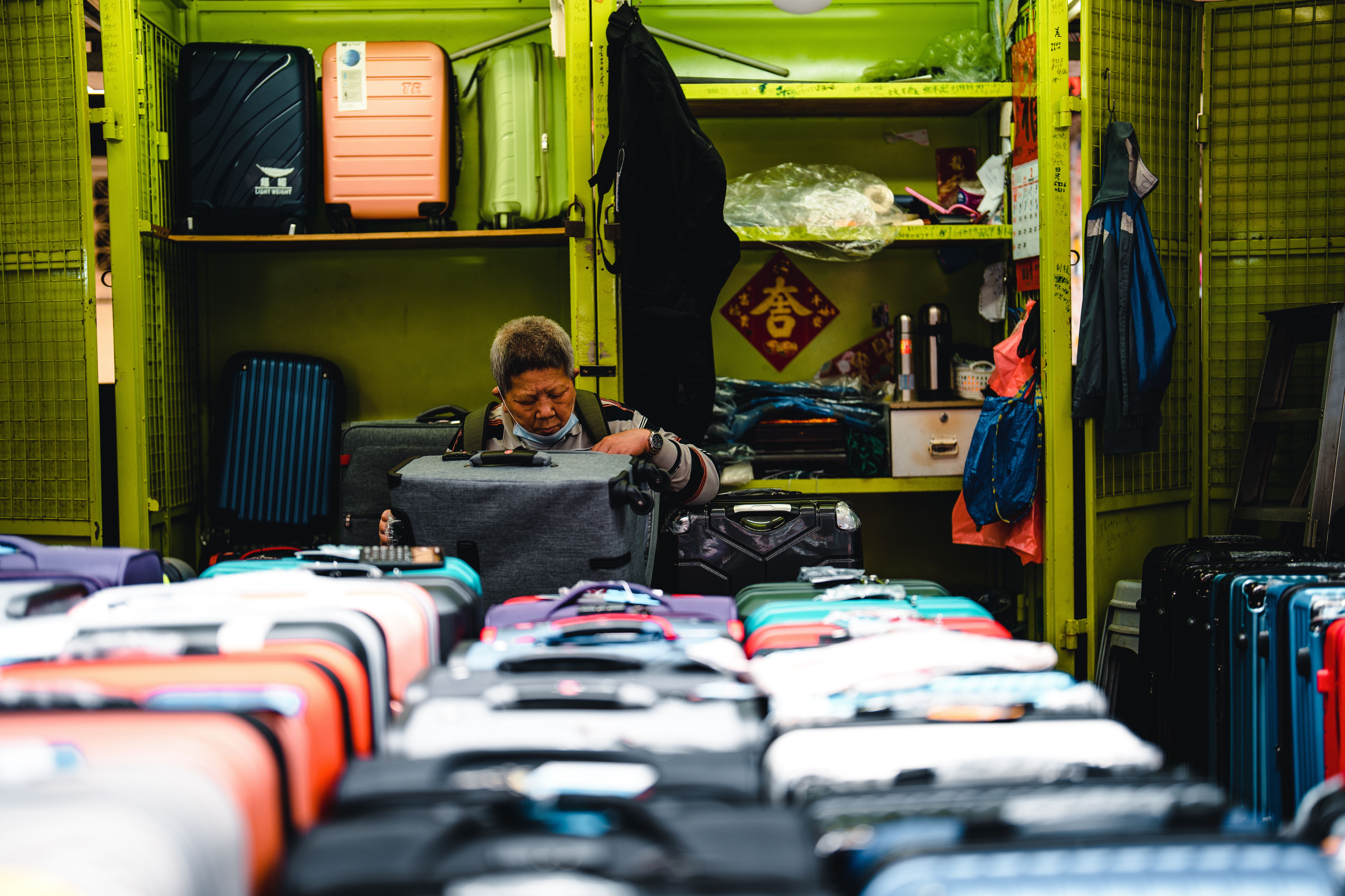 Bags & Suitcase Shop Photos, Download The BEST Free Bags & Suitcase ...