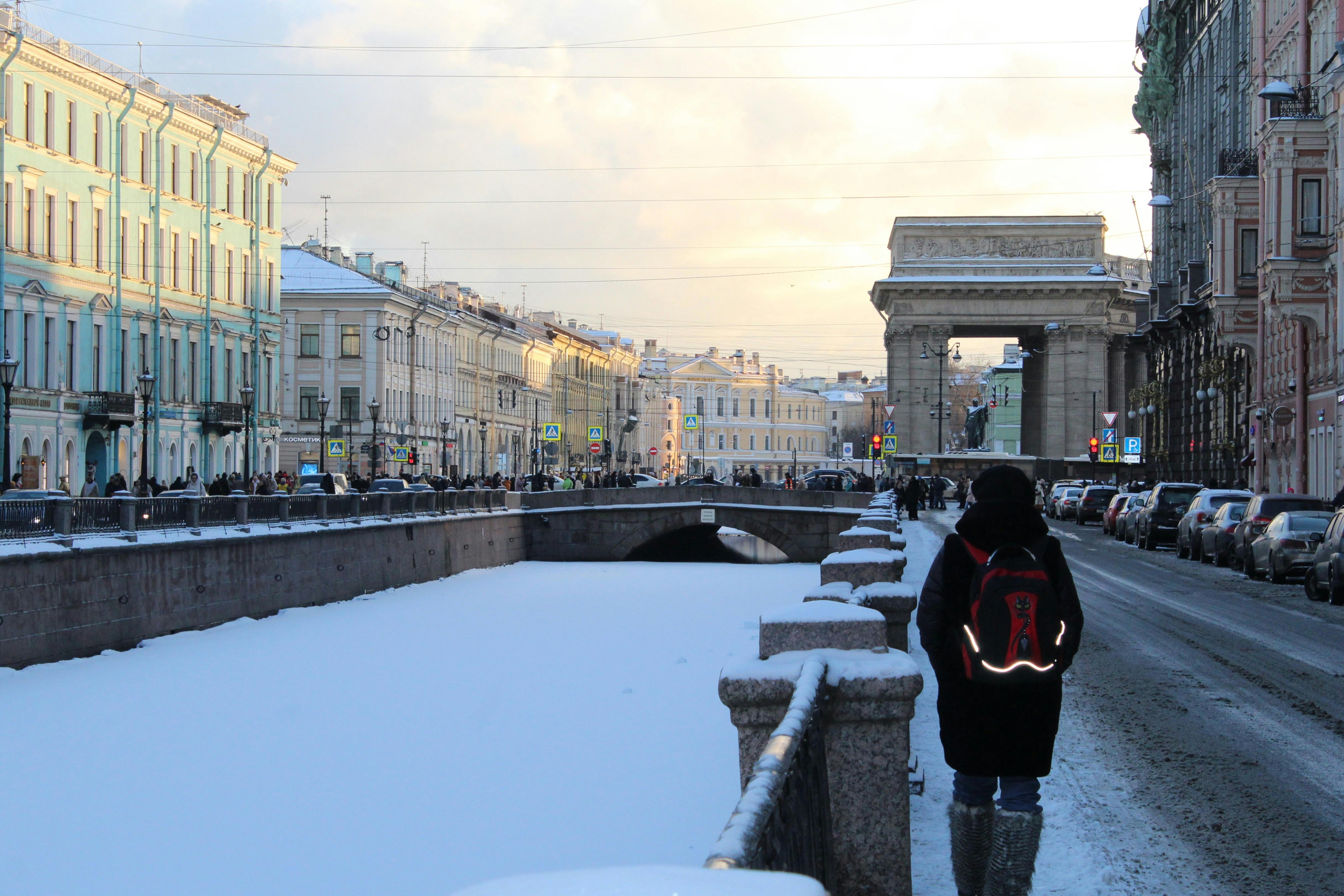 Buildings in Snow and Sunlight at Dawn · Free Stock Photo