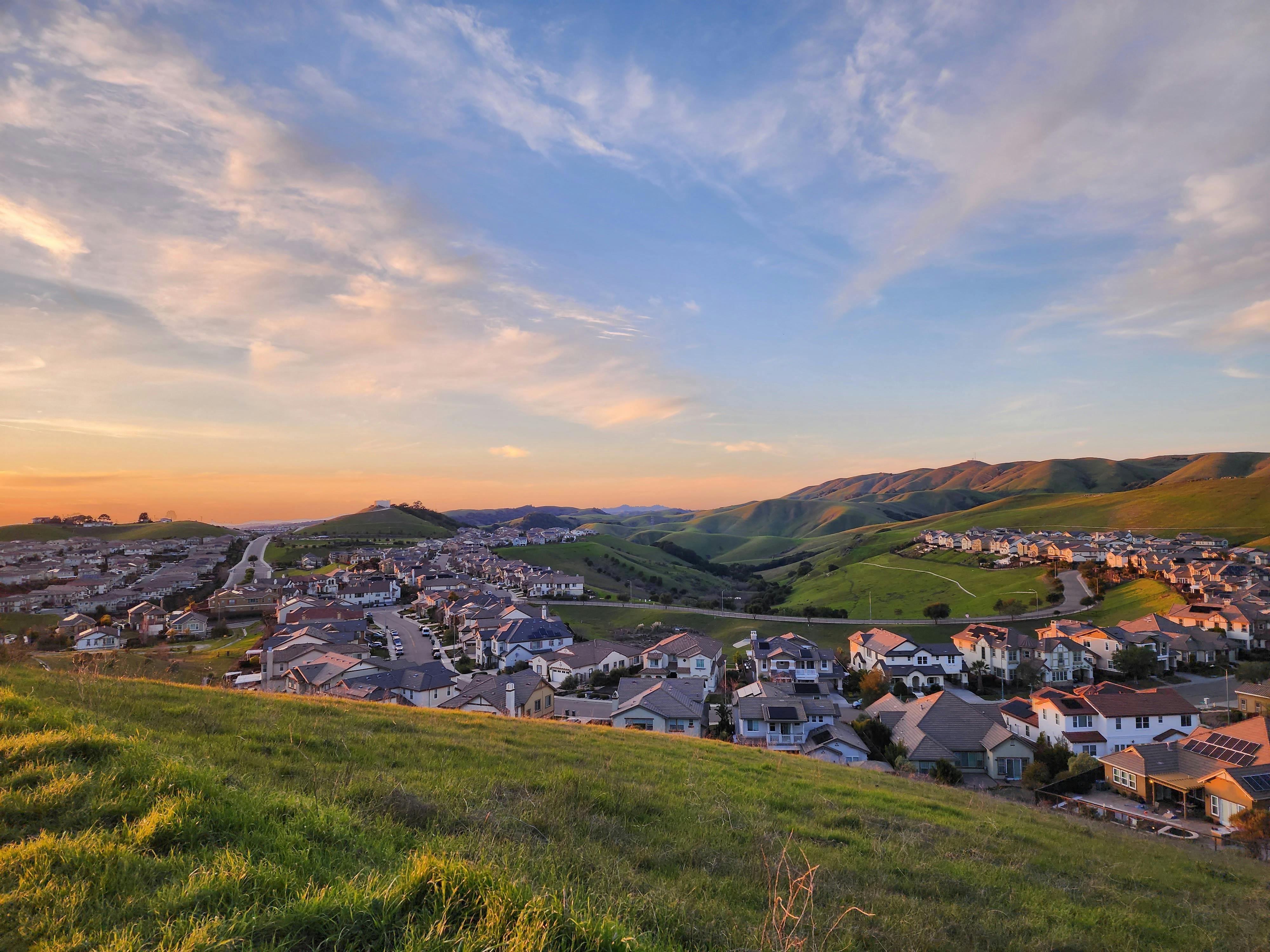 Houses in Mountains in the Evening · Free Stock Photo