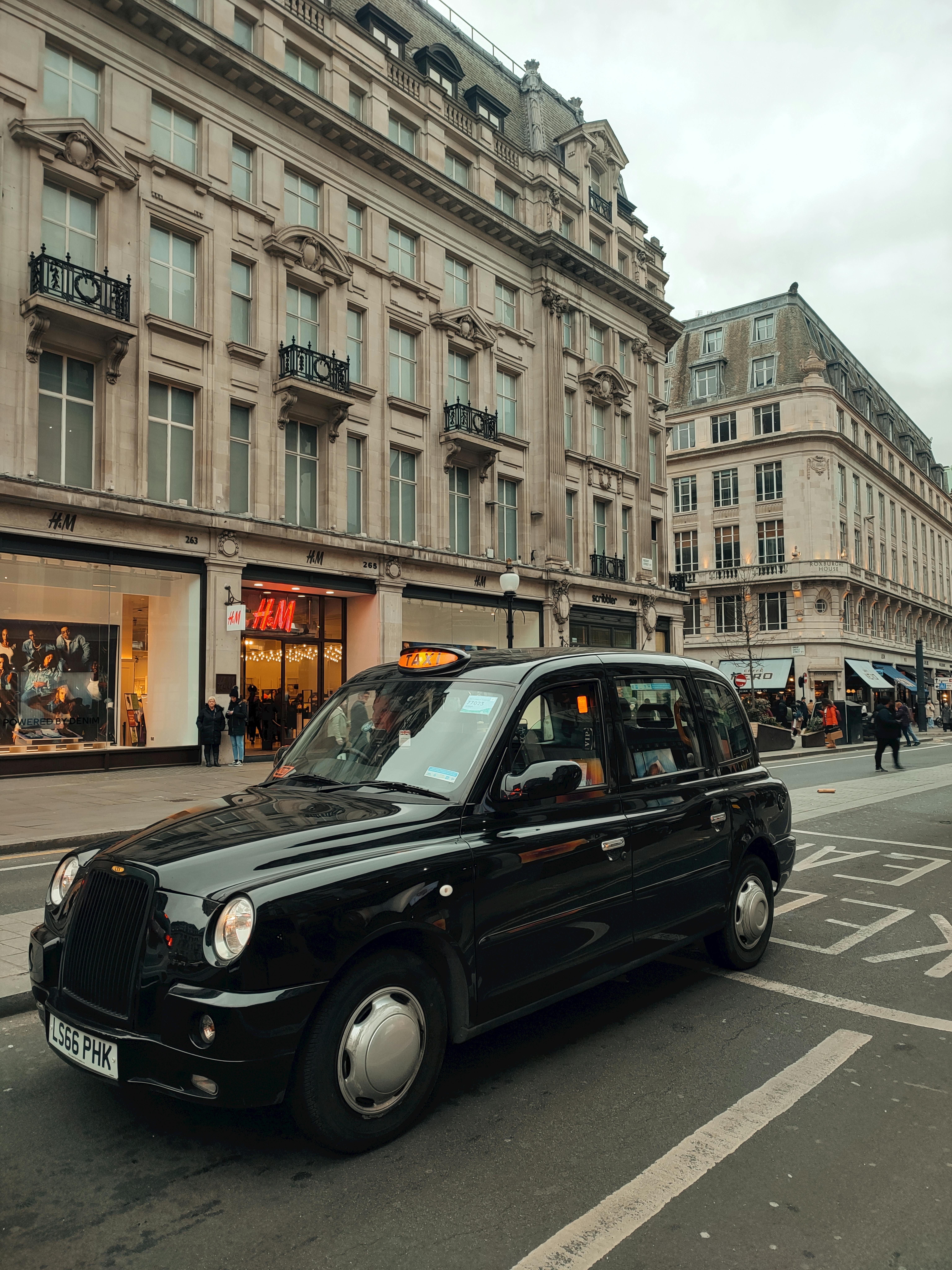 Black Taxi Cab on Oxford Street in London, England · Free Stock Photo
