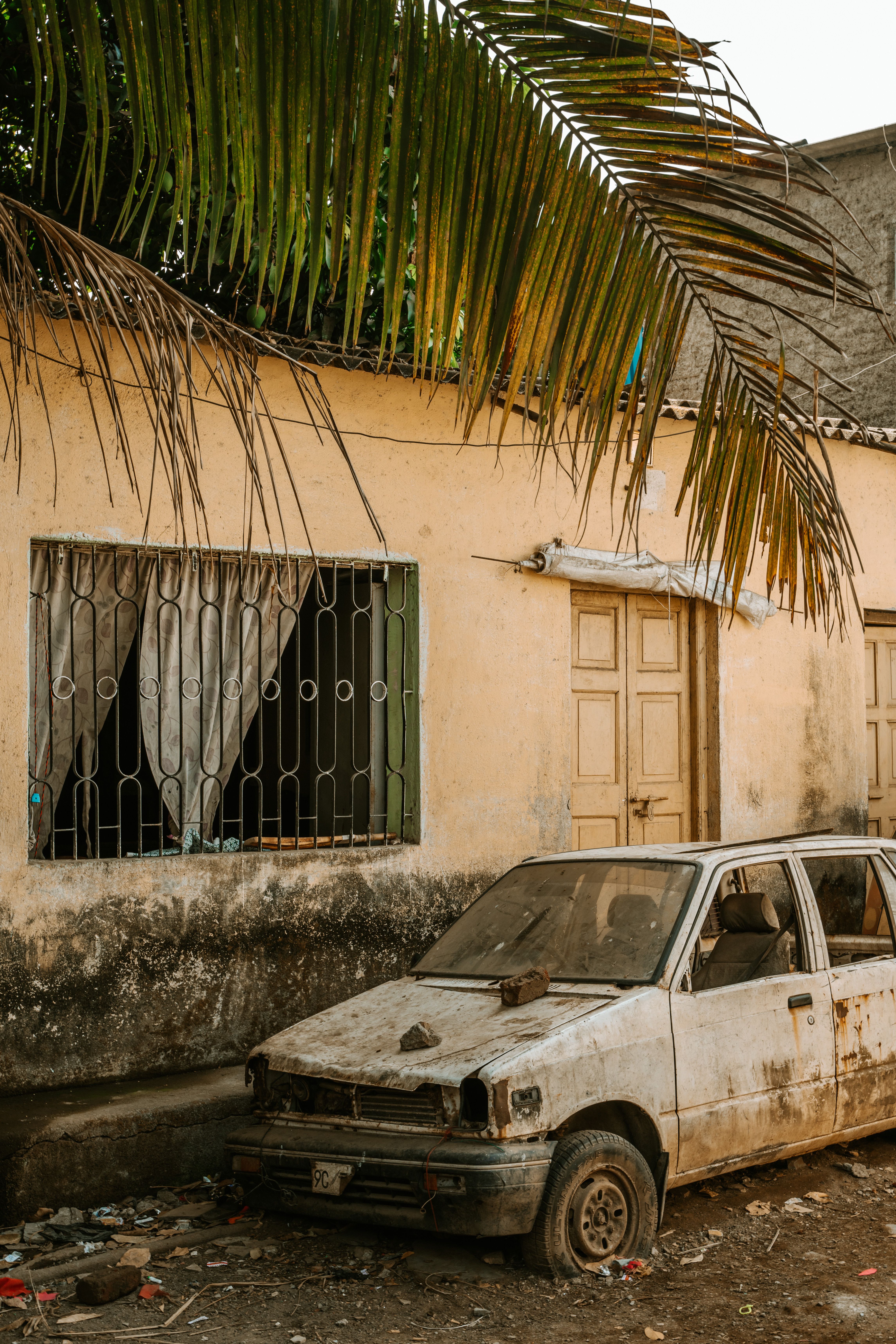 Car Wreck near Building · Free Stock Photo