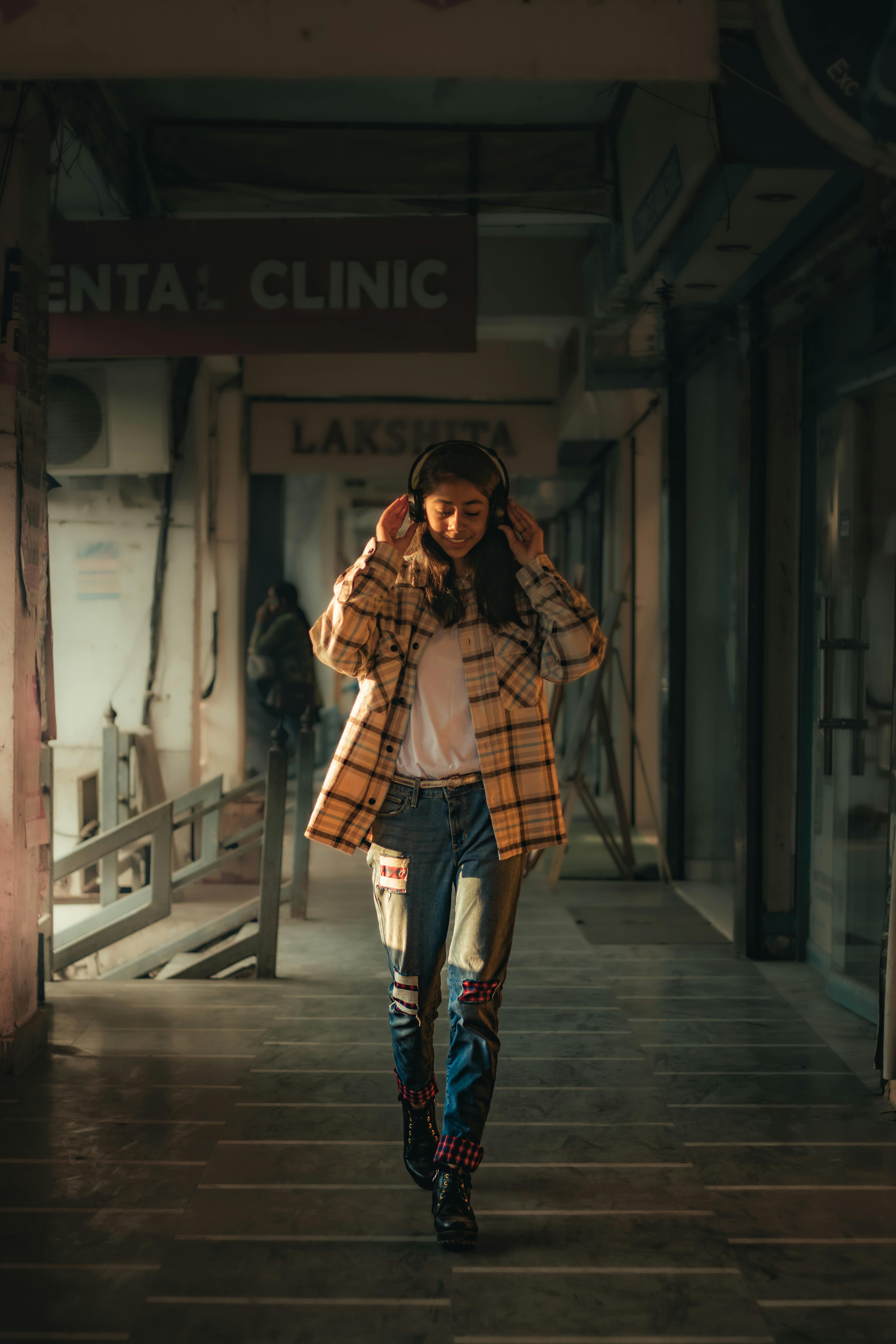 Model listening to music while walking · Free Stock Photo
