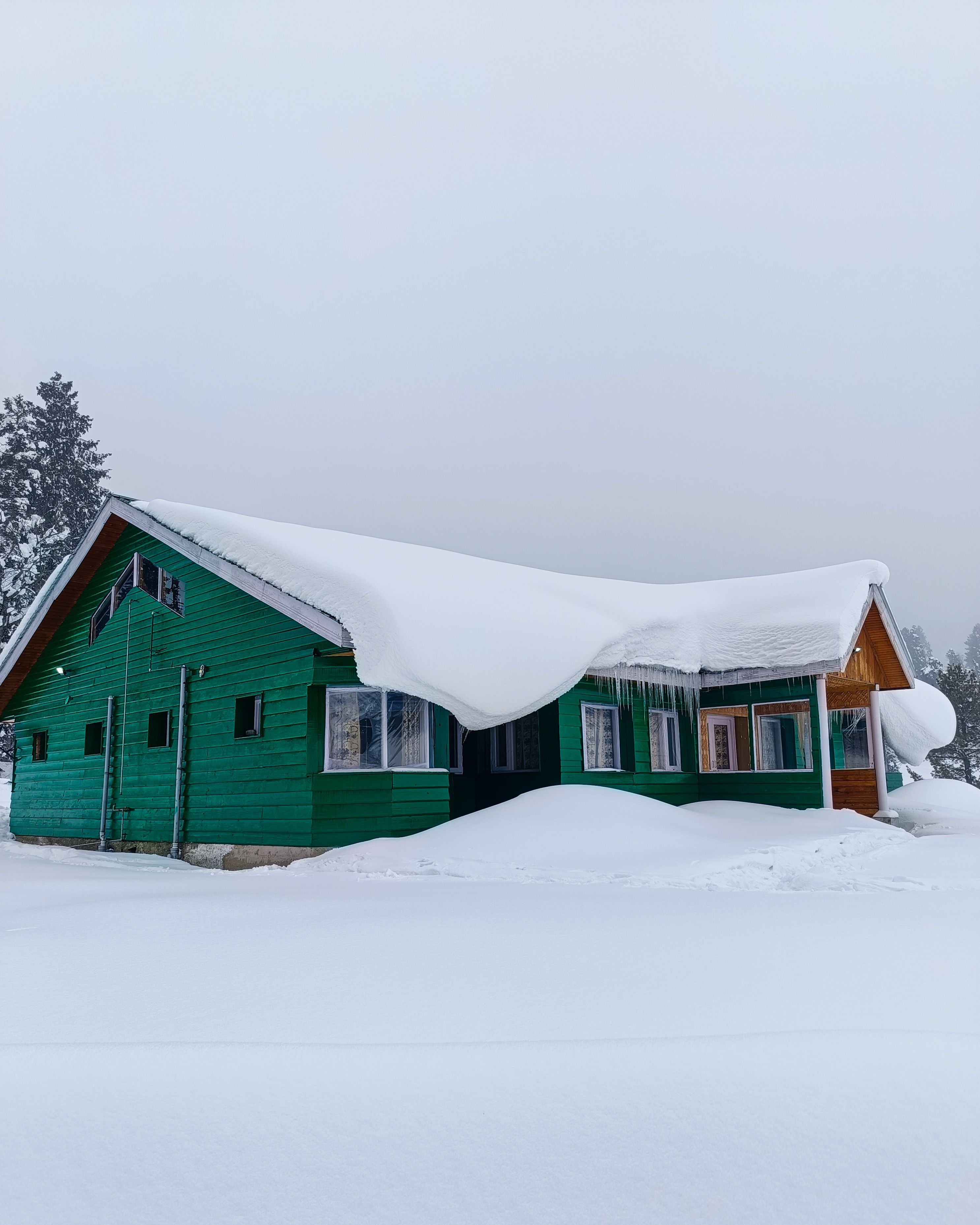 Triangular Vacation House in the Snow · Free Stock Photo