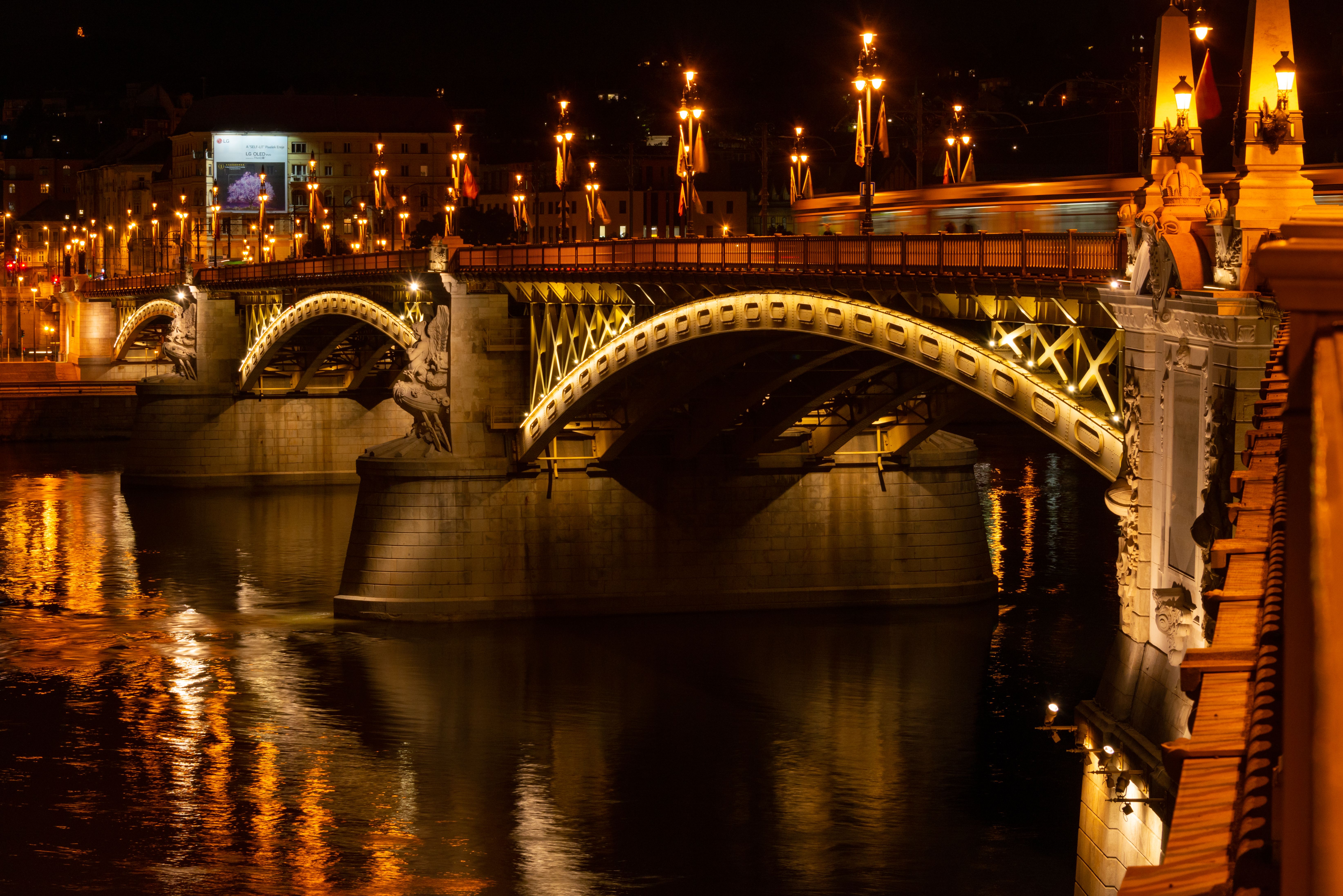 Illuminated Margit Bridge in Budapest · Free Stock Photo