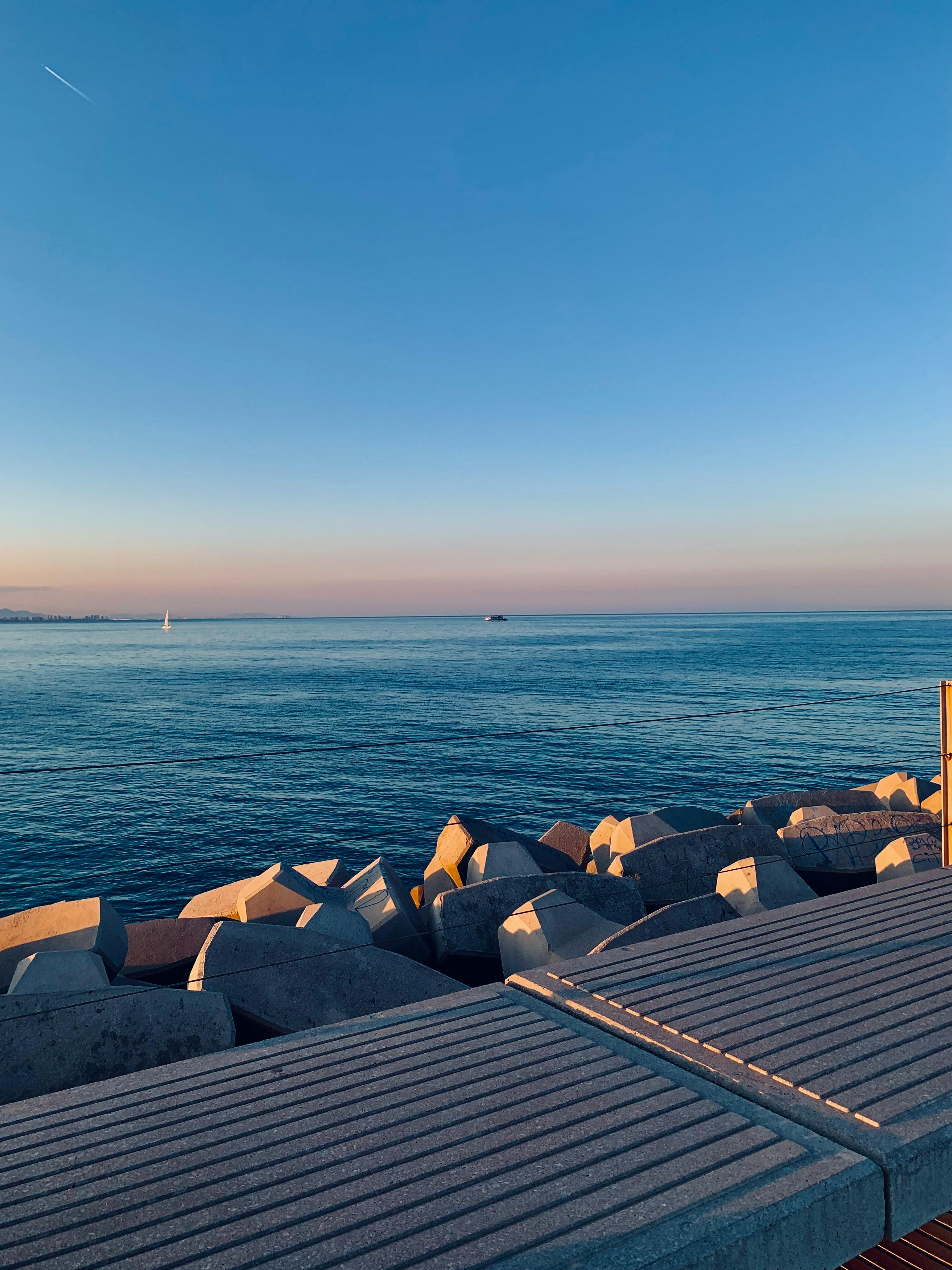 Foto profissional gratuita de @exterior, à beira mar, água, assento, blocos de pedra, cabana ...