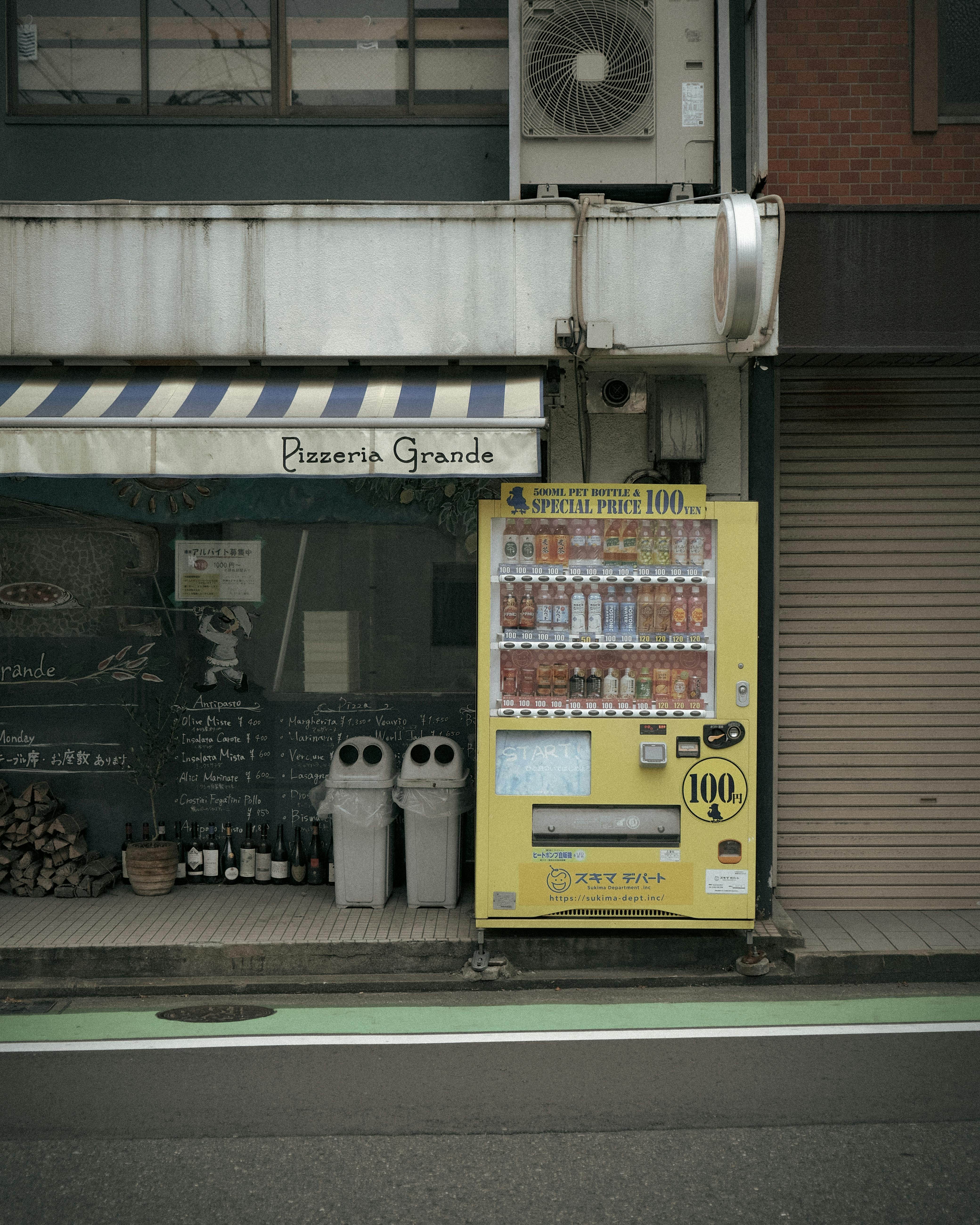 Close-Up Photo of Vending Machine on Street Sidewalk · Free Stock Photo