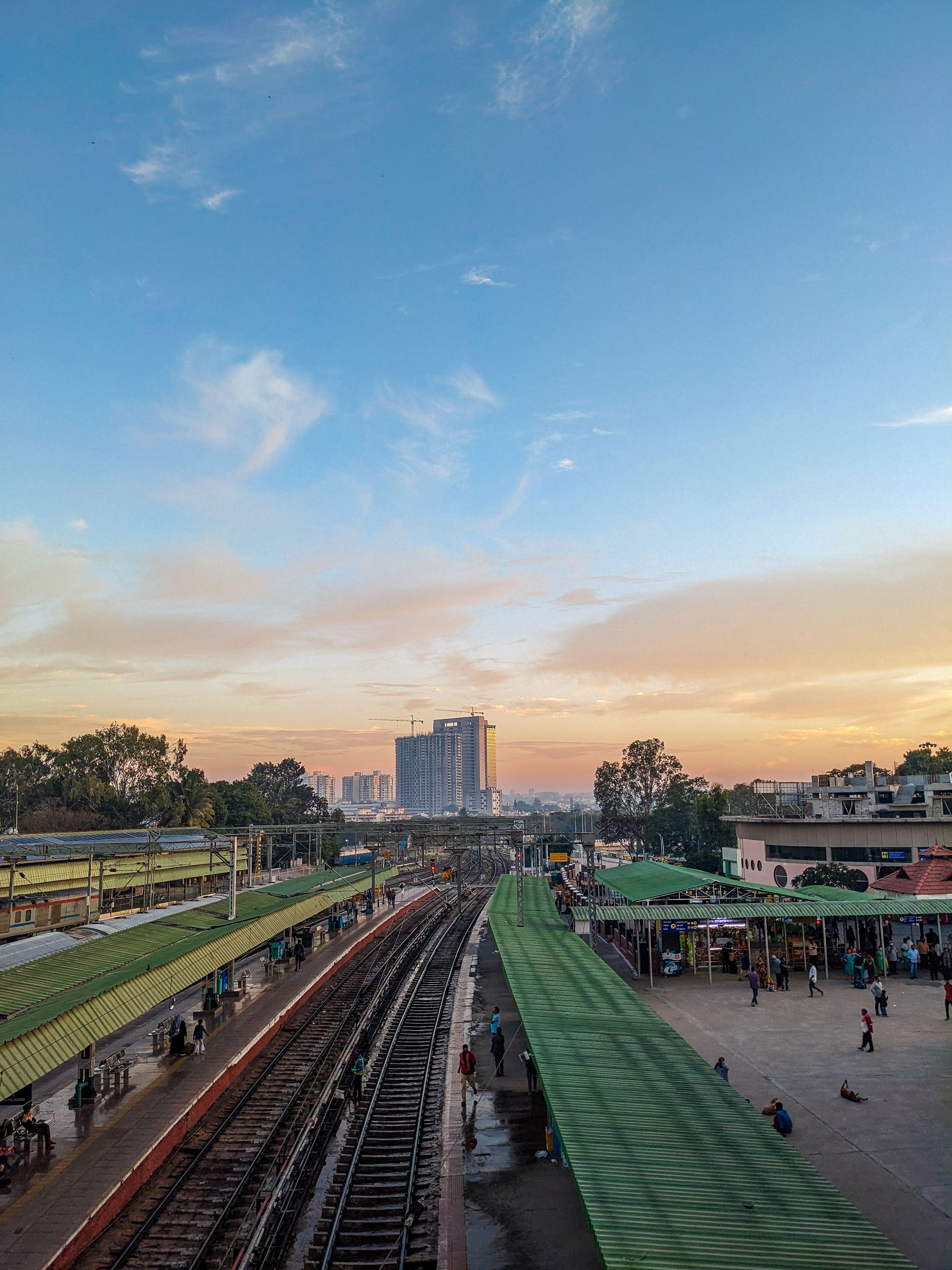 Foto stok gratis tentang angkutan, angkutan kota, arsitektur, atap ...