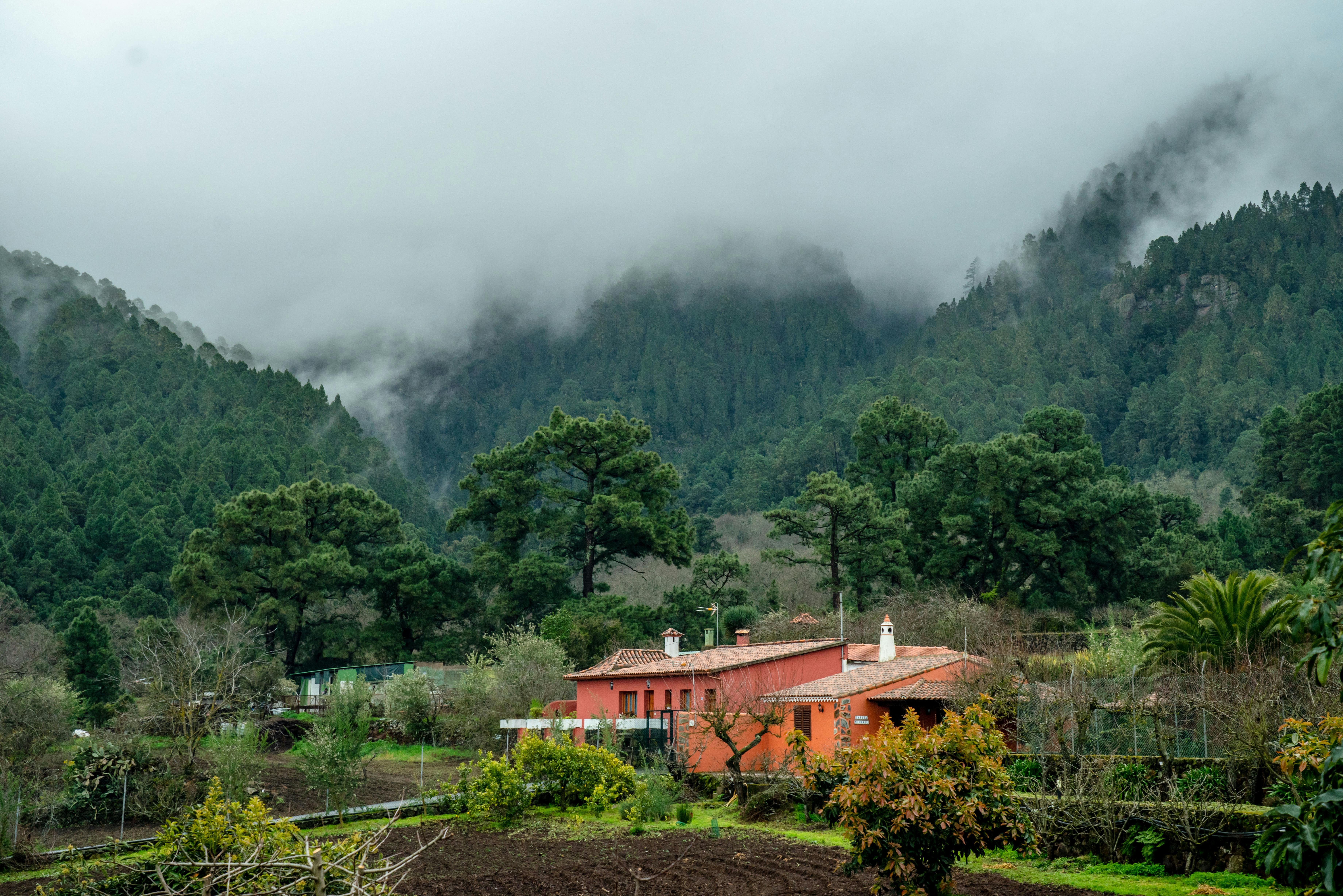 Farmhouse in Valley · Free Stock Photo