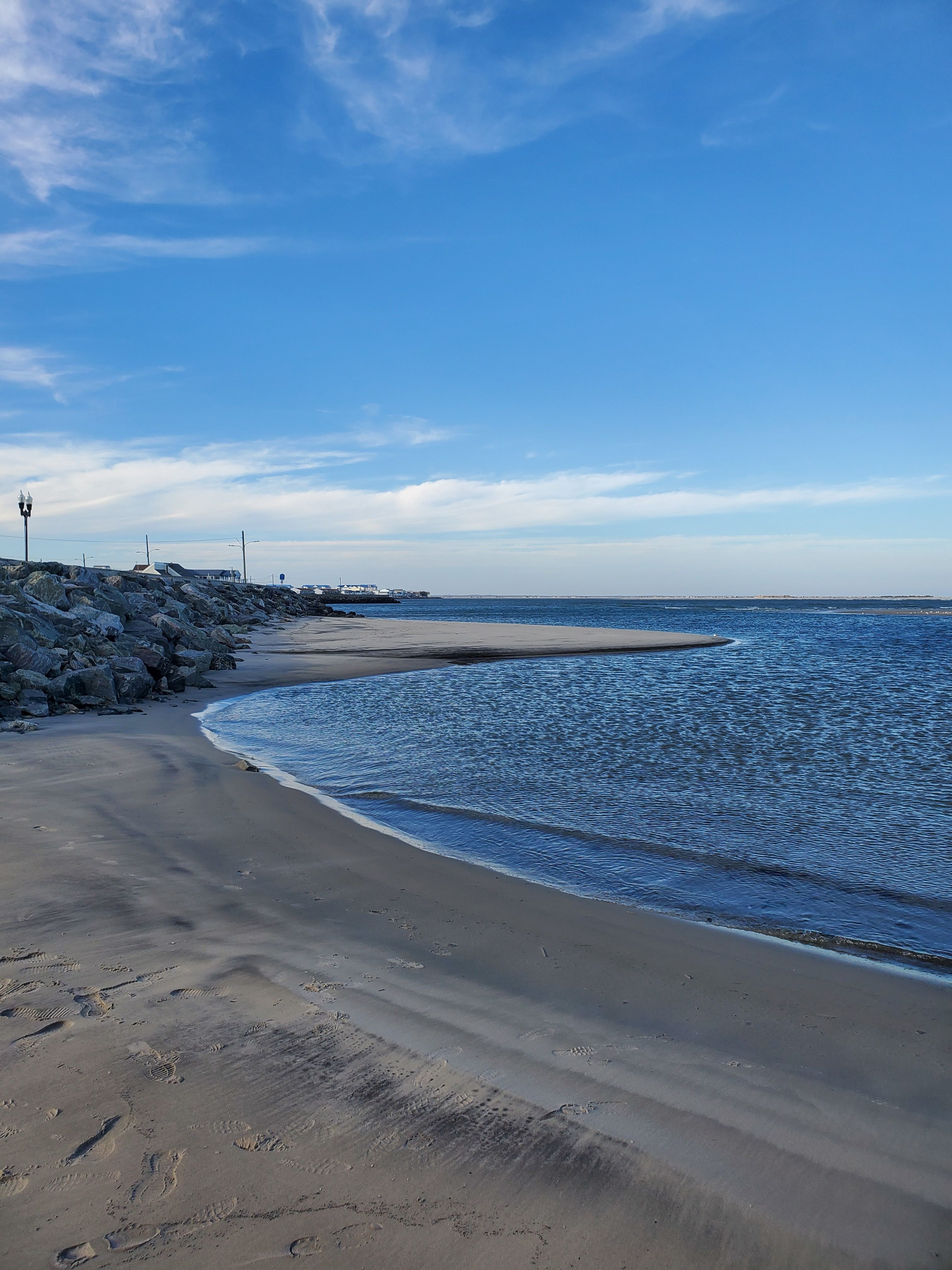 Sea Shore under Blue Sky · Free Stock Photo