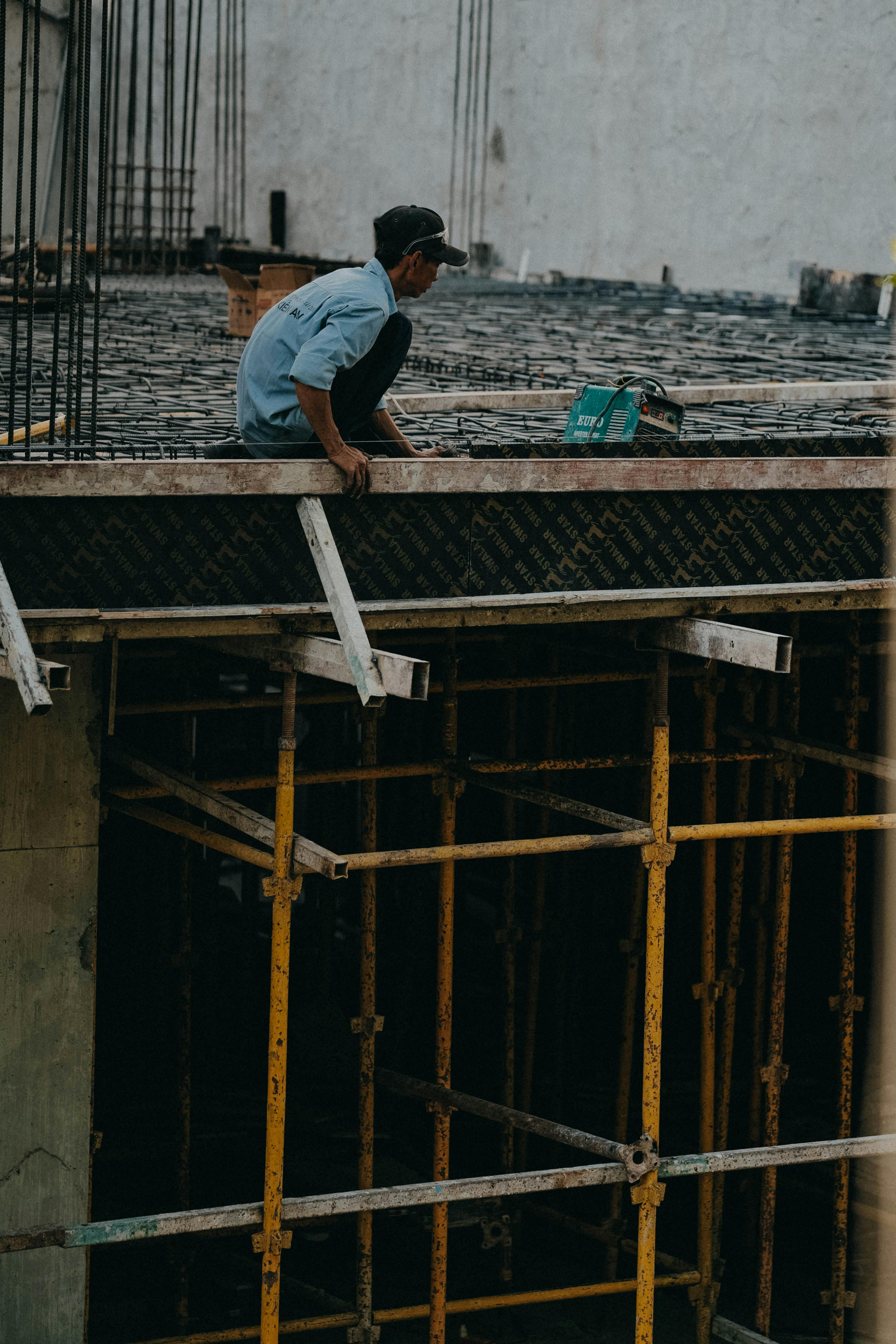 Construction Worker Scaffold Photos, Download The BEST Free ...