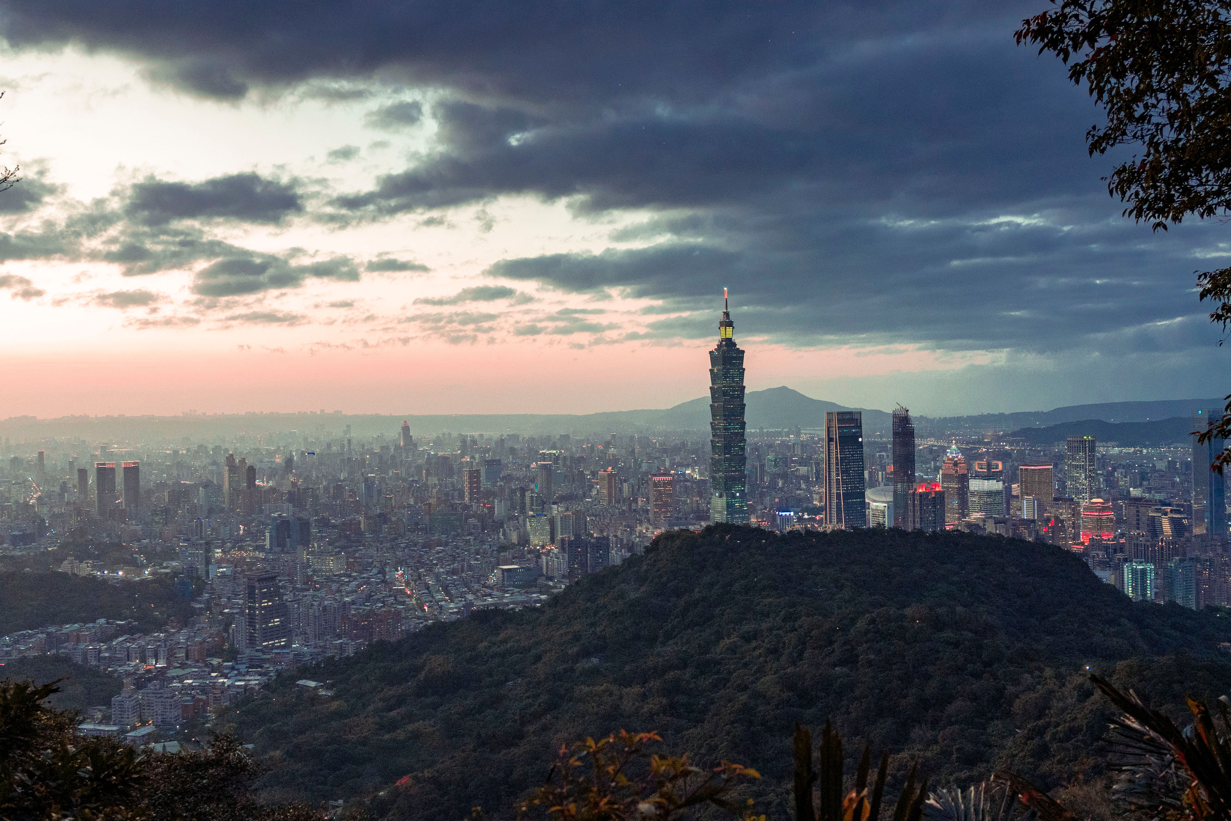 Cityscape at Dawn · Free Stock Photo