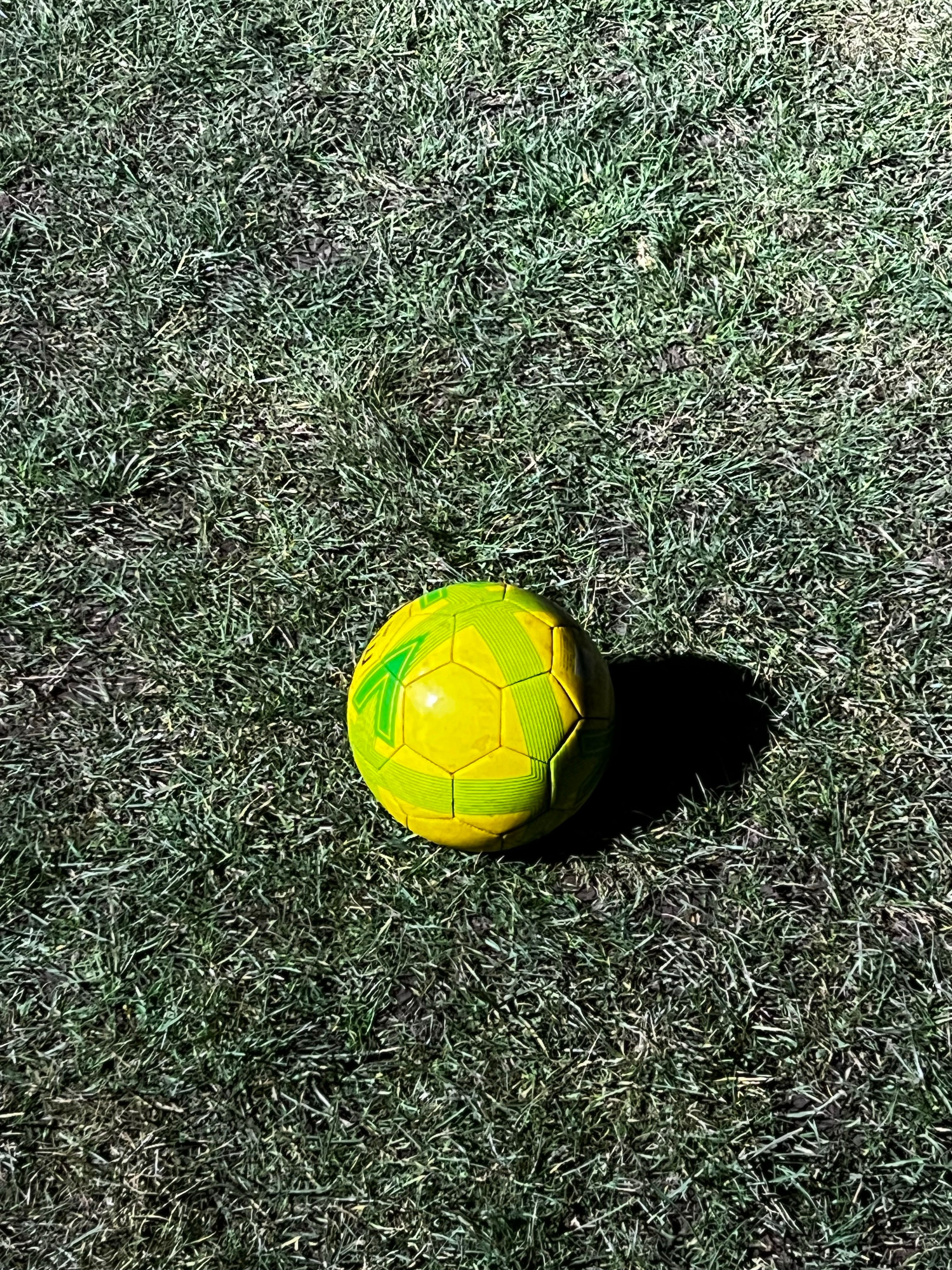 Photo gratuite de balle, ballon de foot, foot, herbe, jaune, sport, tir ...