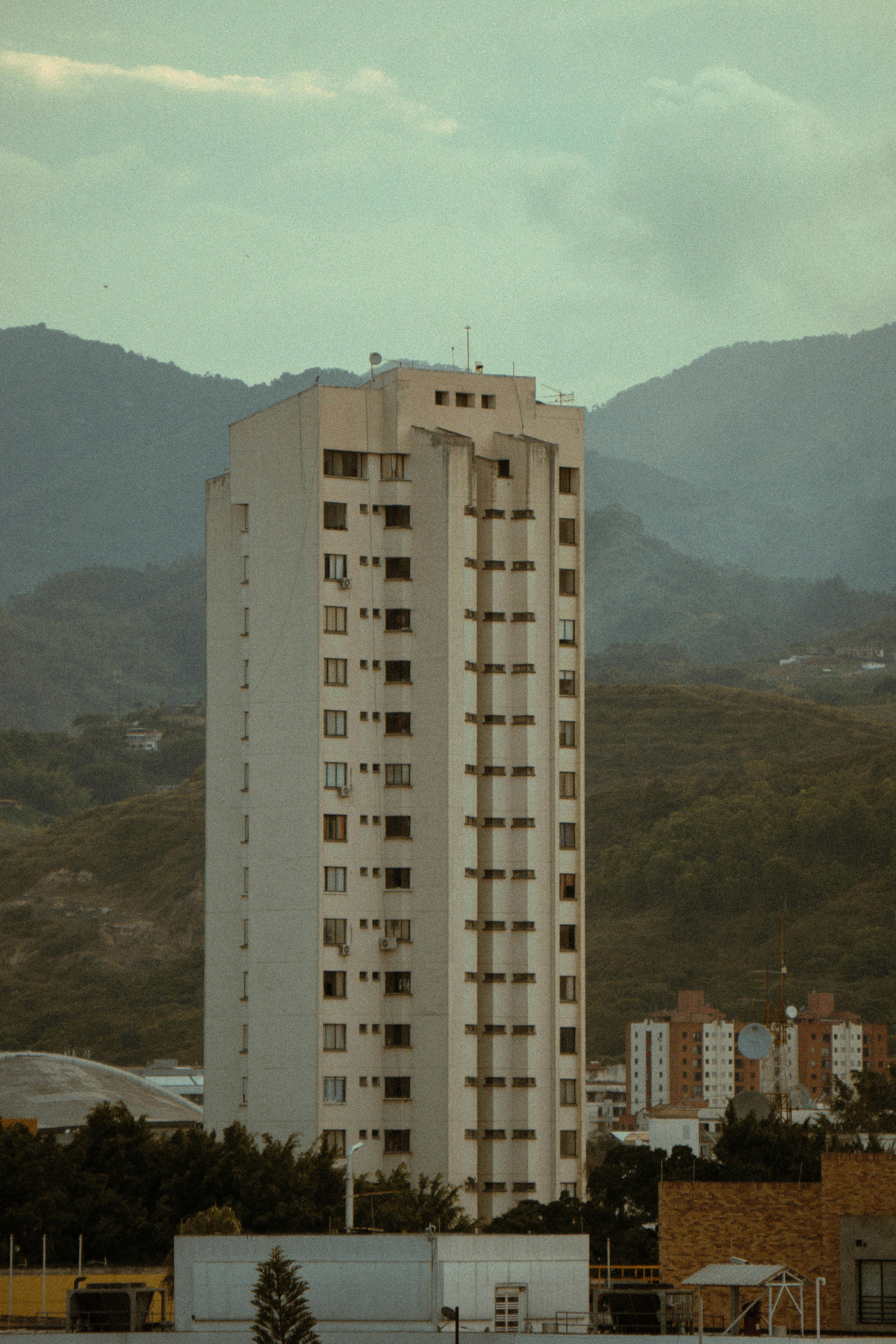 edificio en cali · Free Stock Photo