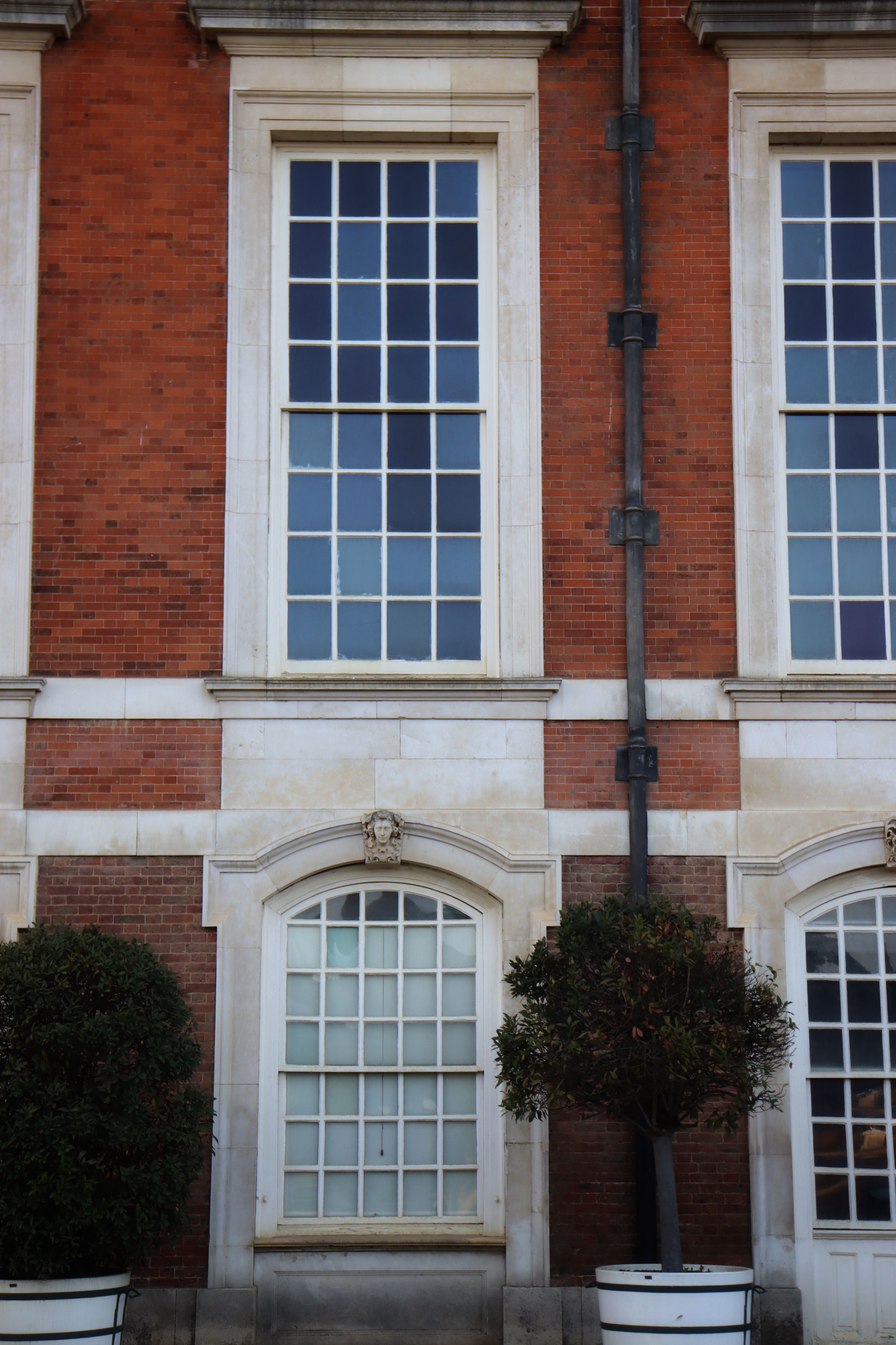 Facade and Windows of Hampton Court Palace · Free Stock Photo