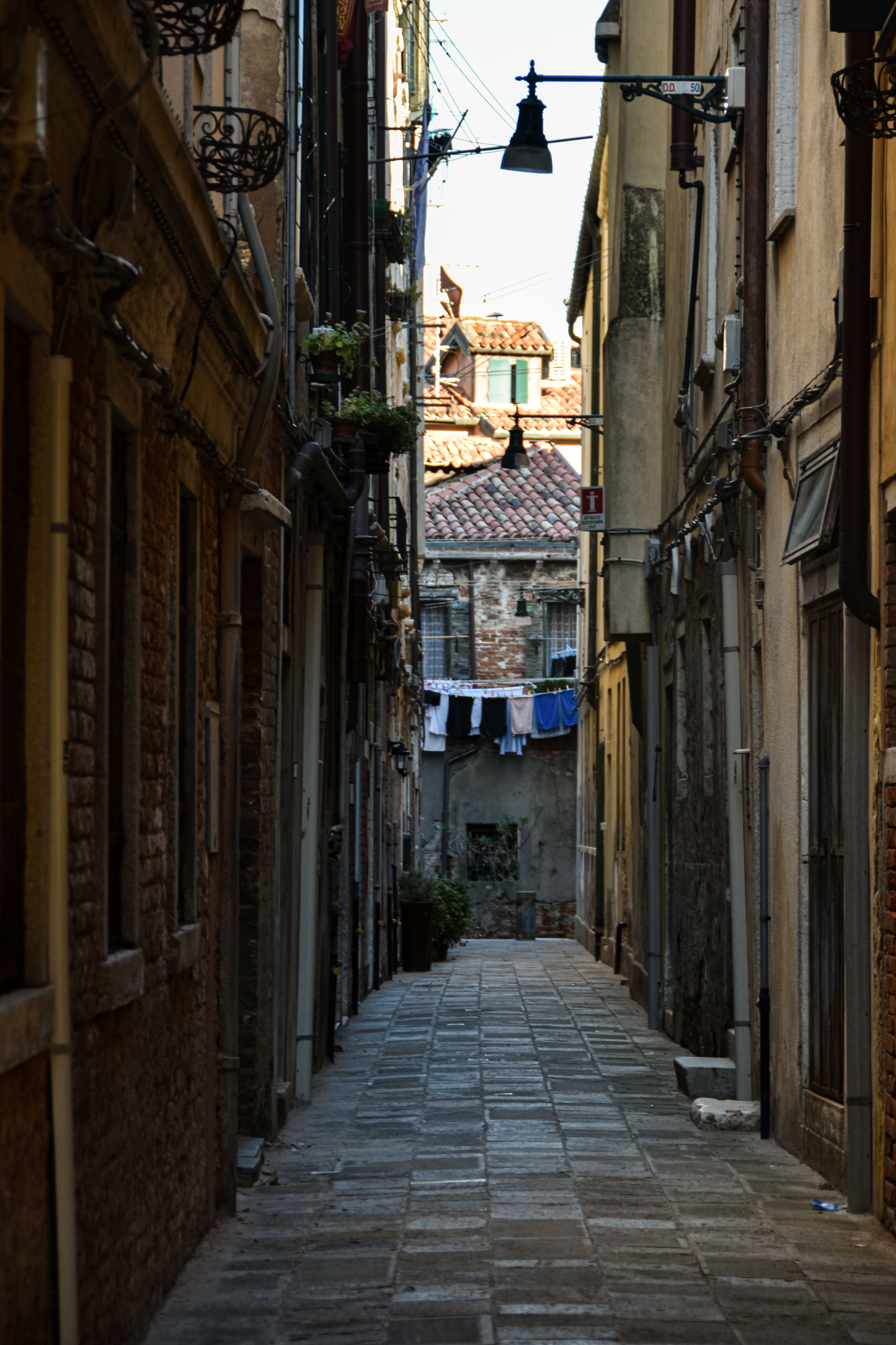 Narrow Alley between Buildings · Free Stock Photo
