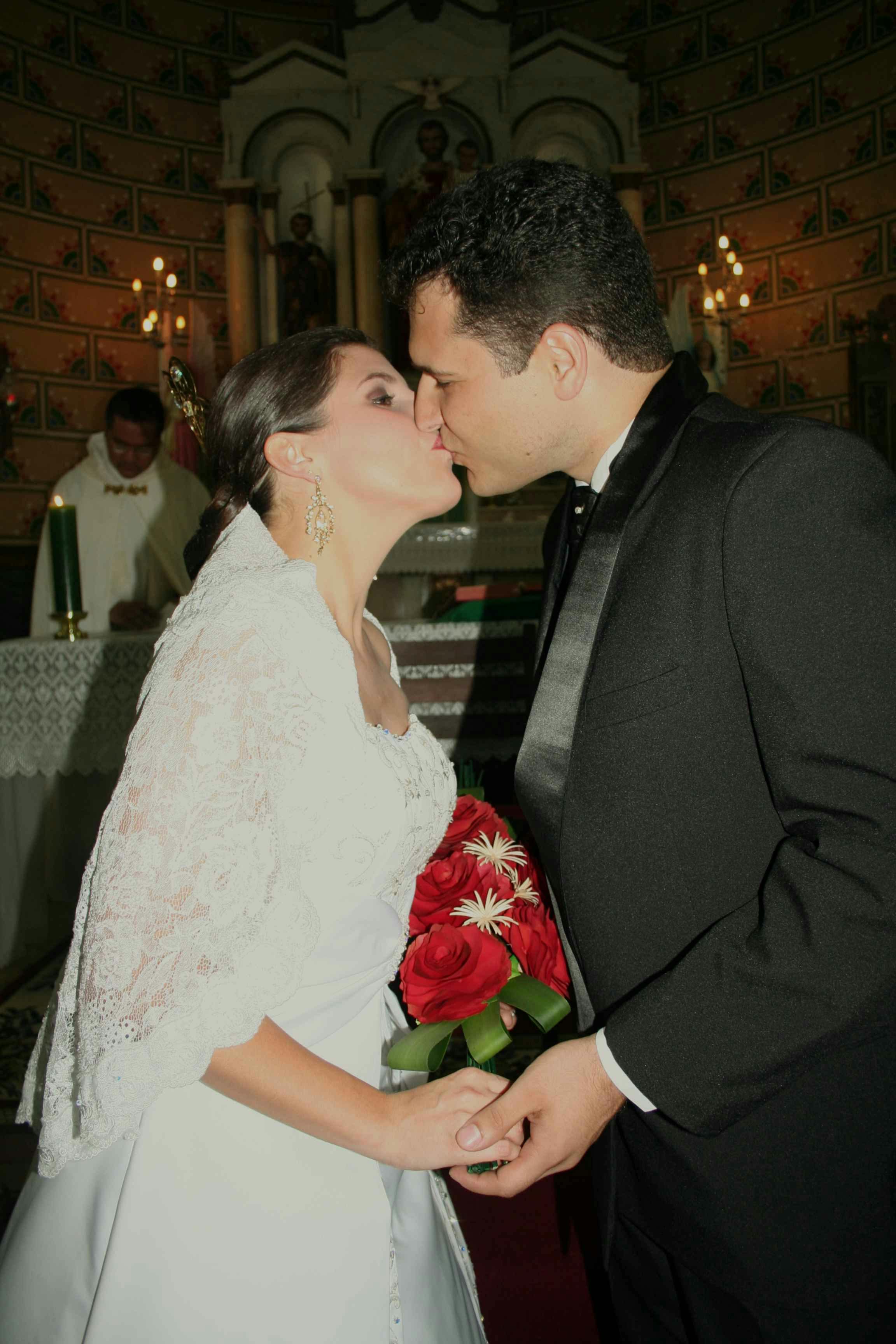 Pasangan Pengantin Baru Berciuman Di Gereja · Foto Stok Gratis