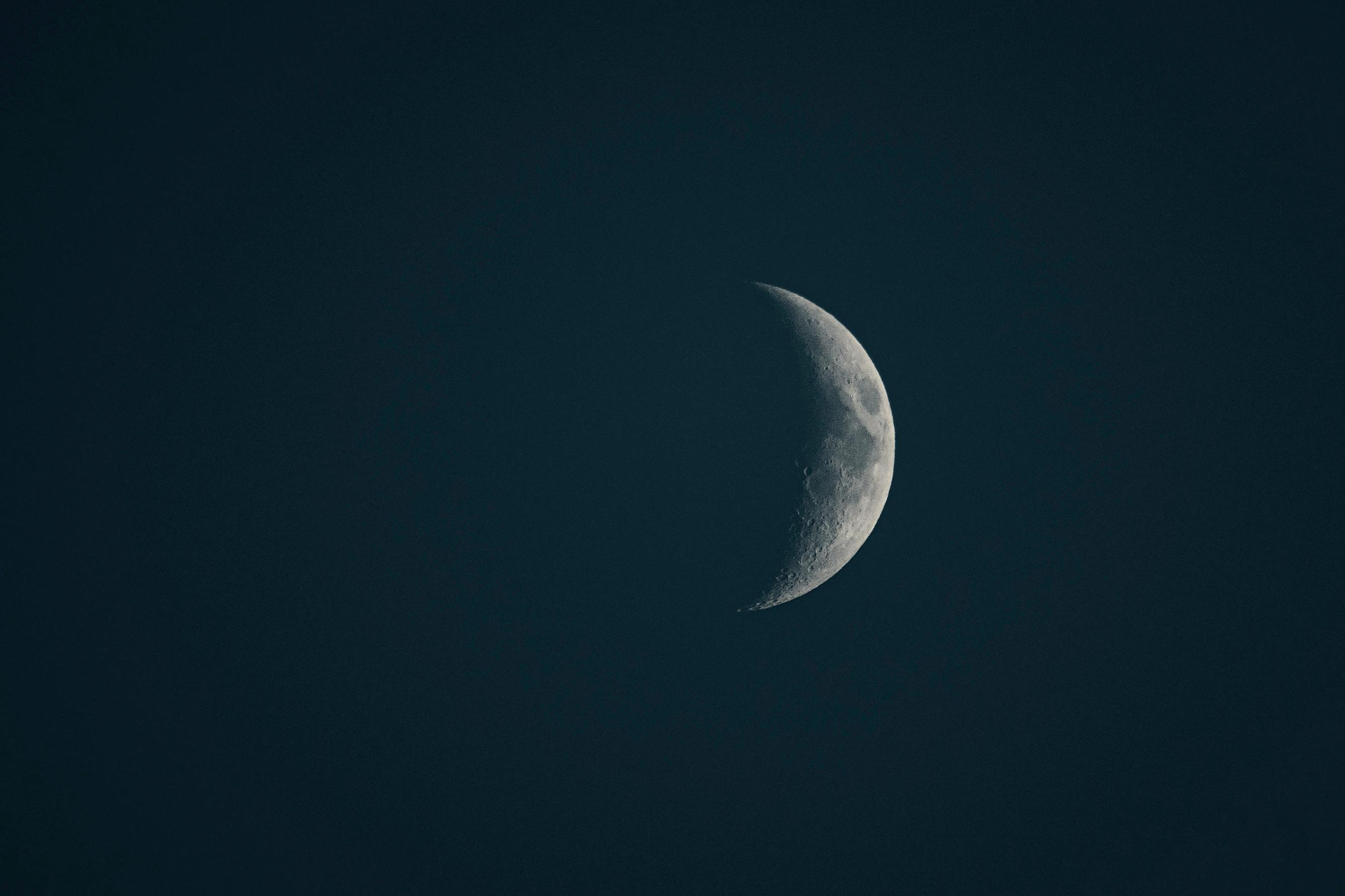 Cresent Moon Against a Night Sky · Free Stock Photo