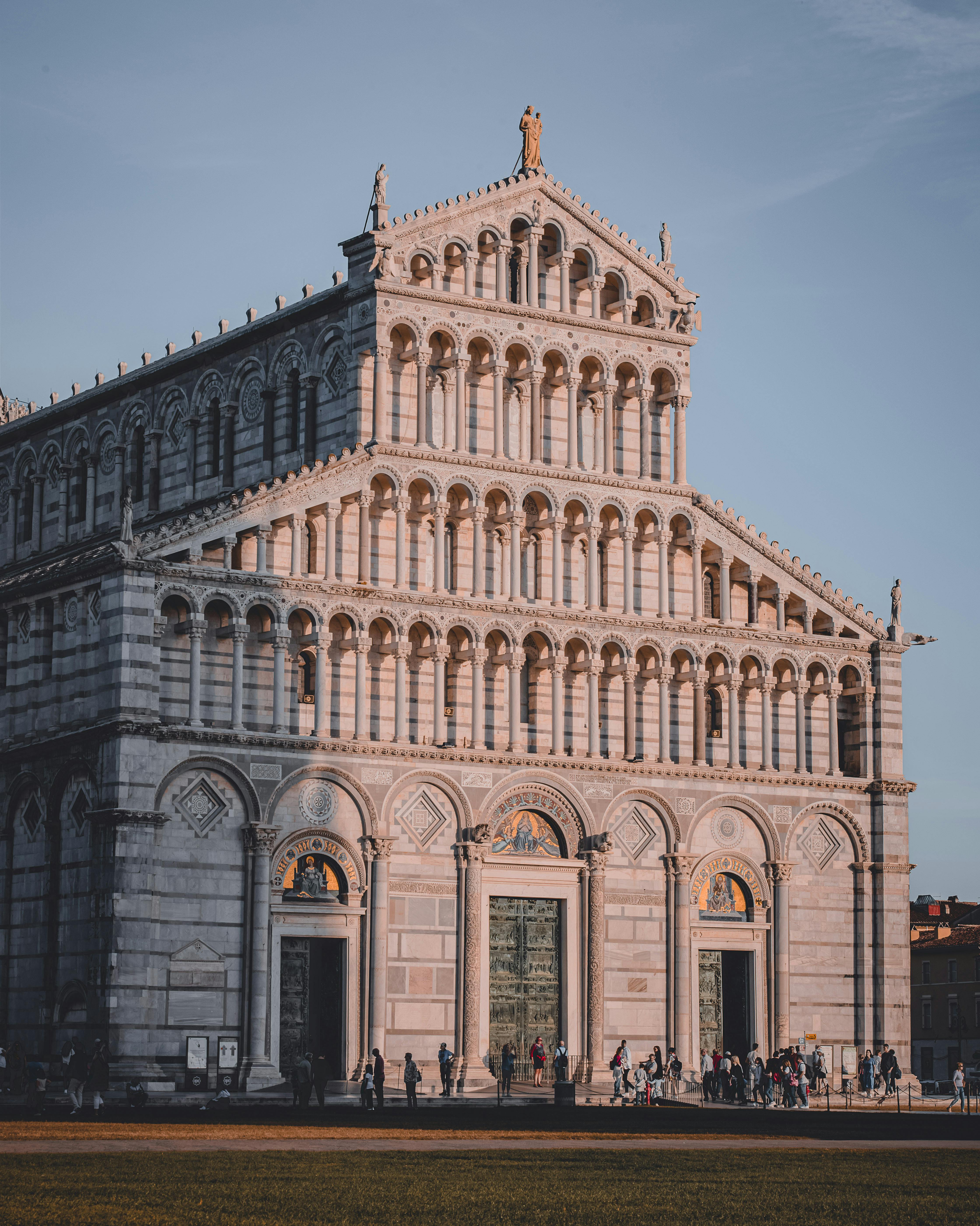 Crowd Of People Passing Through Doors Photos, Download The BEST Free ...