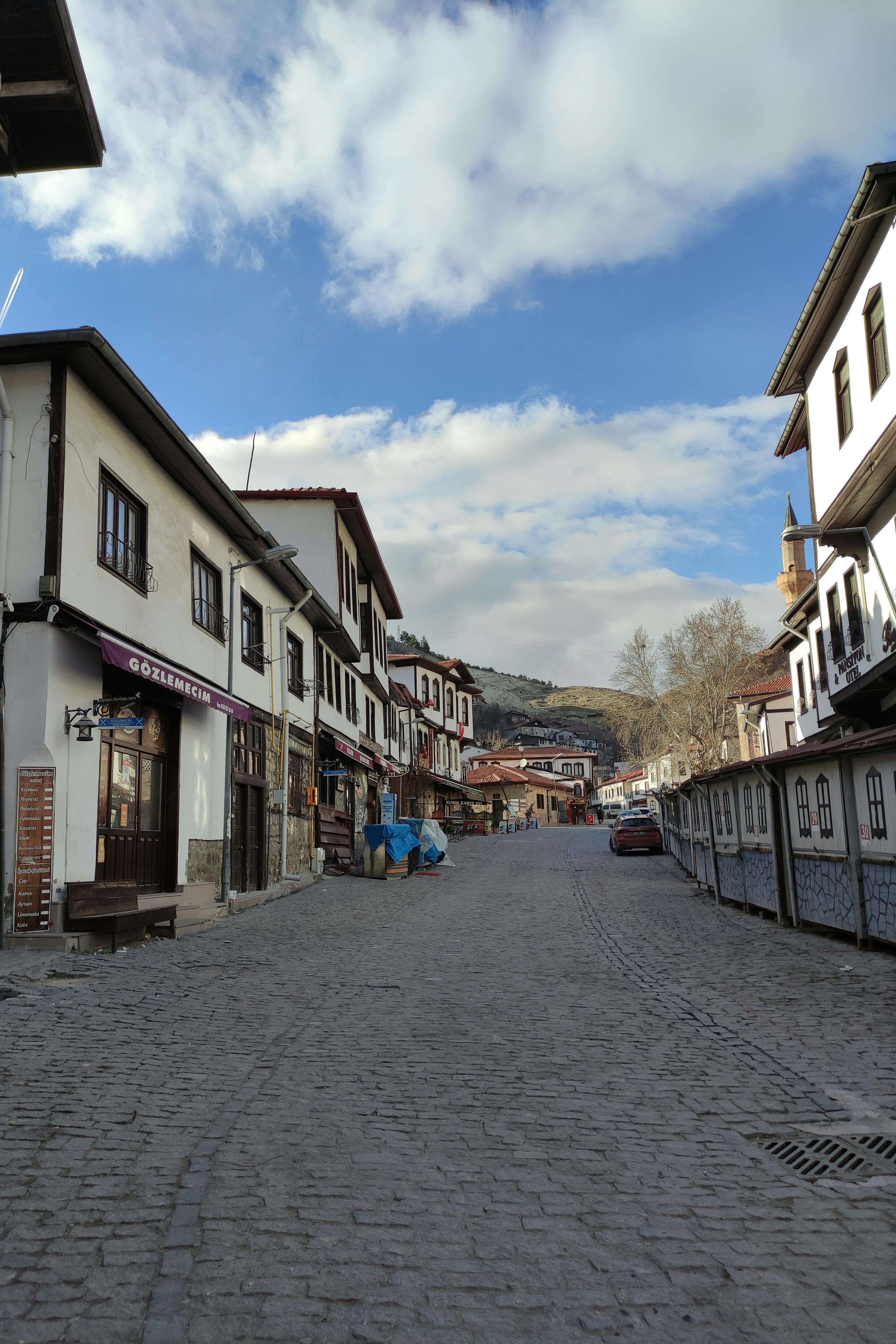 Houses on the Hill at the Hollywood Street · Free Stock Photo