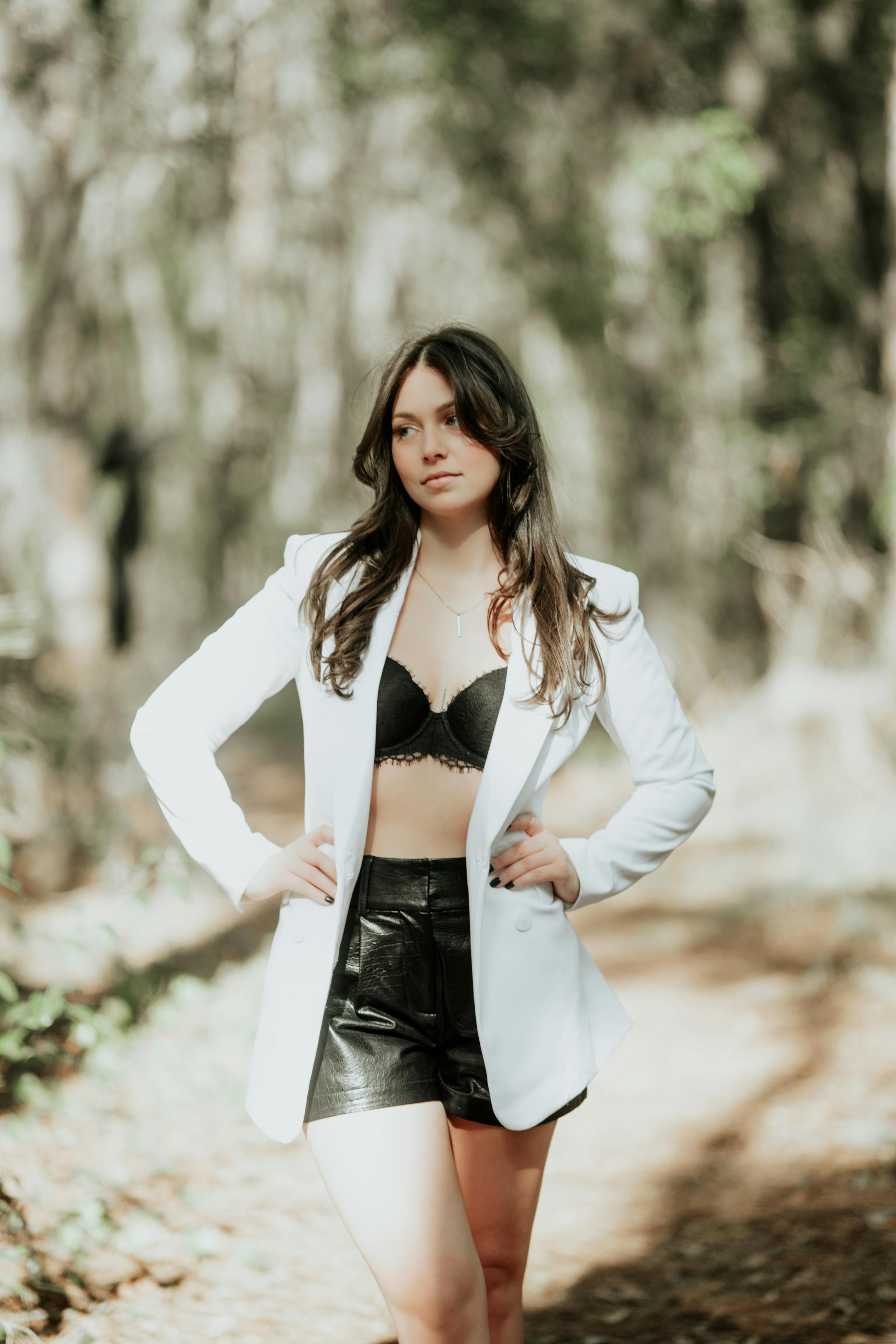 갈색 머리 노란 스카프 모델 수직 쐈어 아름다운 여성 야외에서 잔디 젊은 패셔너블한 포즈를 취하는 확대에 관한 무료 스톡 사진