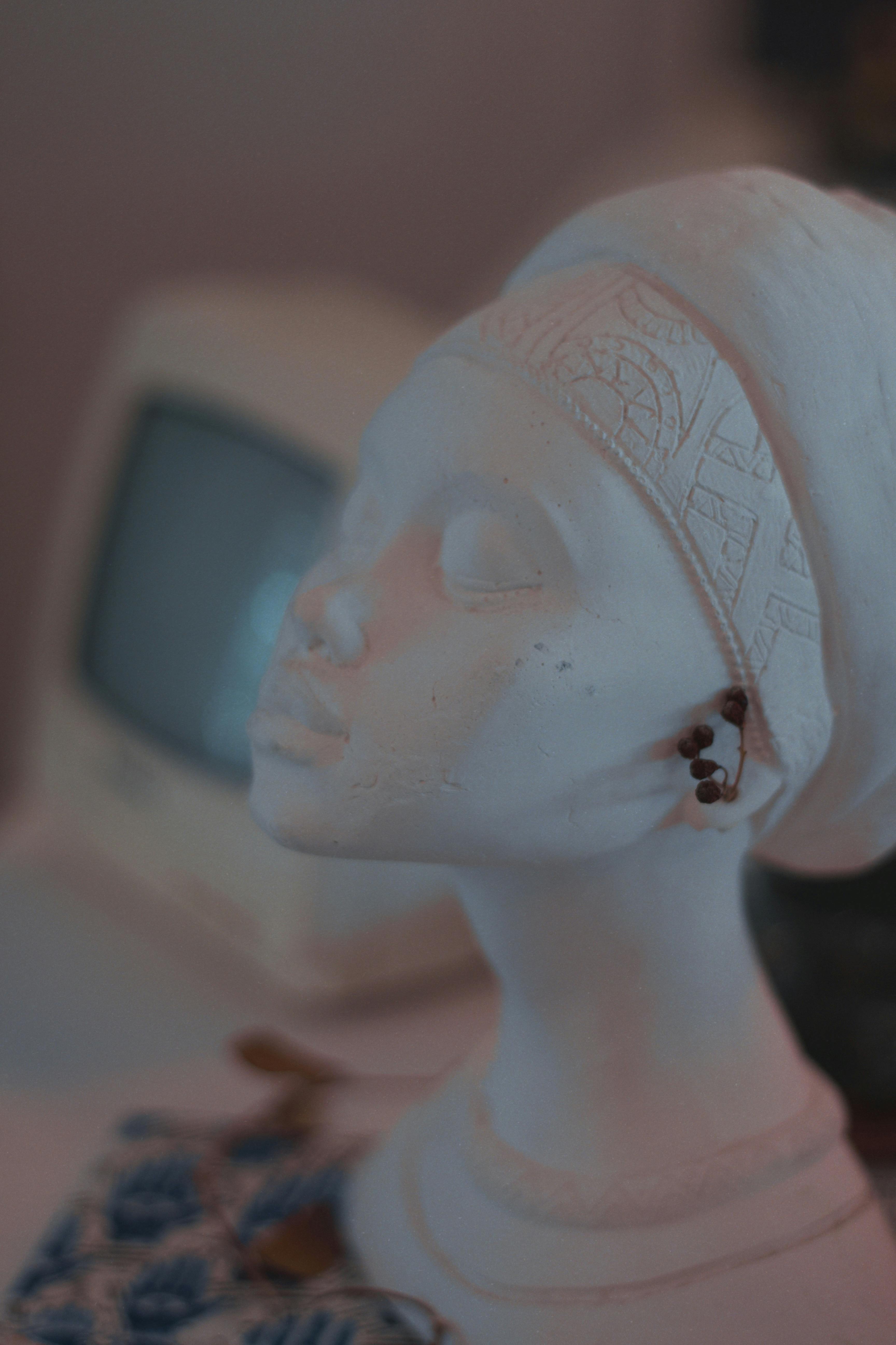 A Side View of Face Sculpture in Close-up Photography · Free Stock Photo