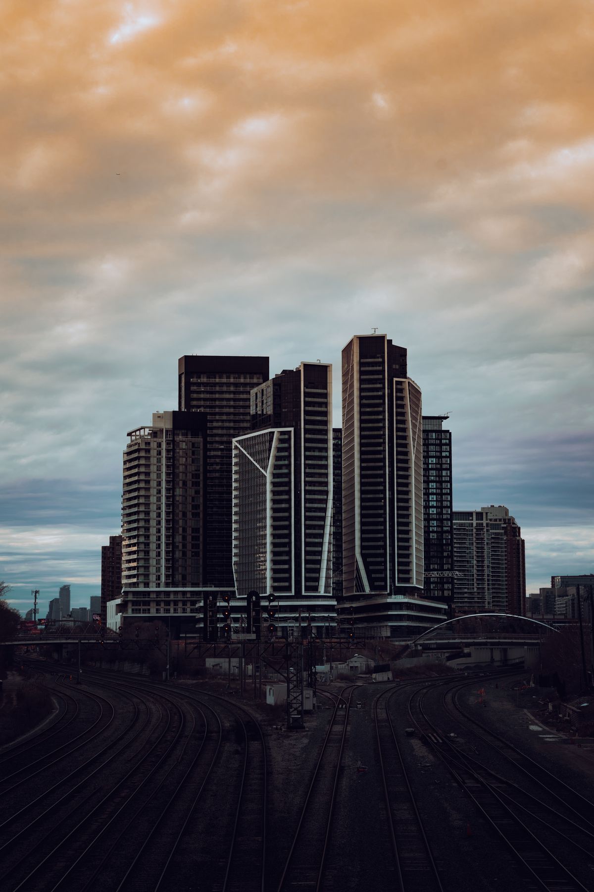 City Skyline At Dusk Photos, Download The BEST Free City Skyline At ...
