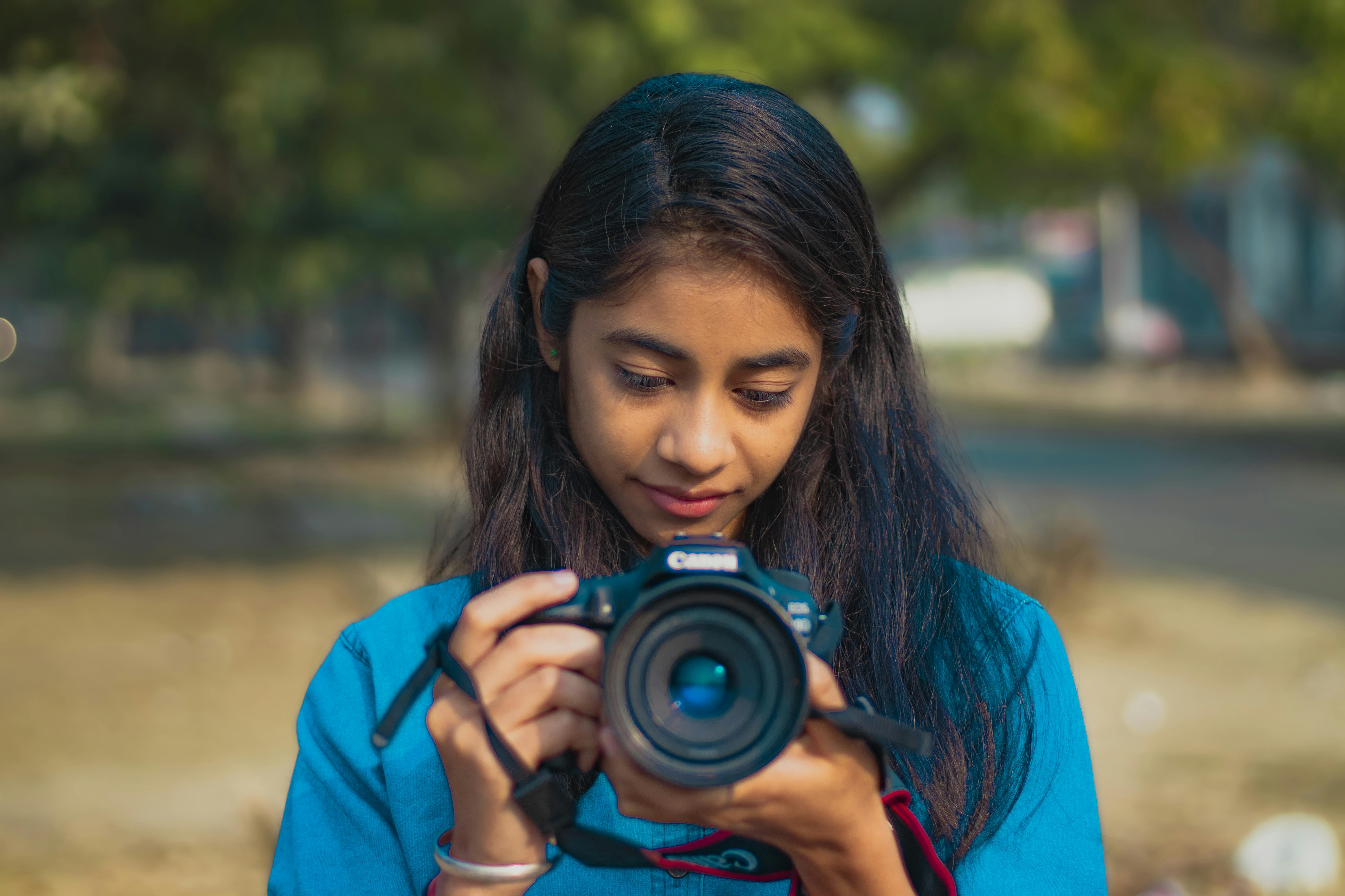 Model clicking photos with dslr · Free Stock Photo