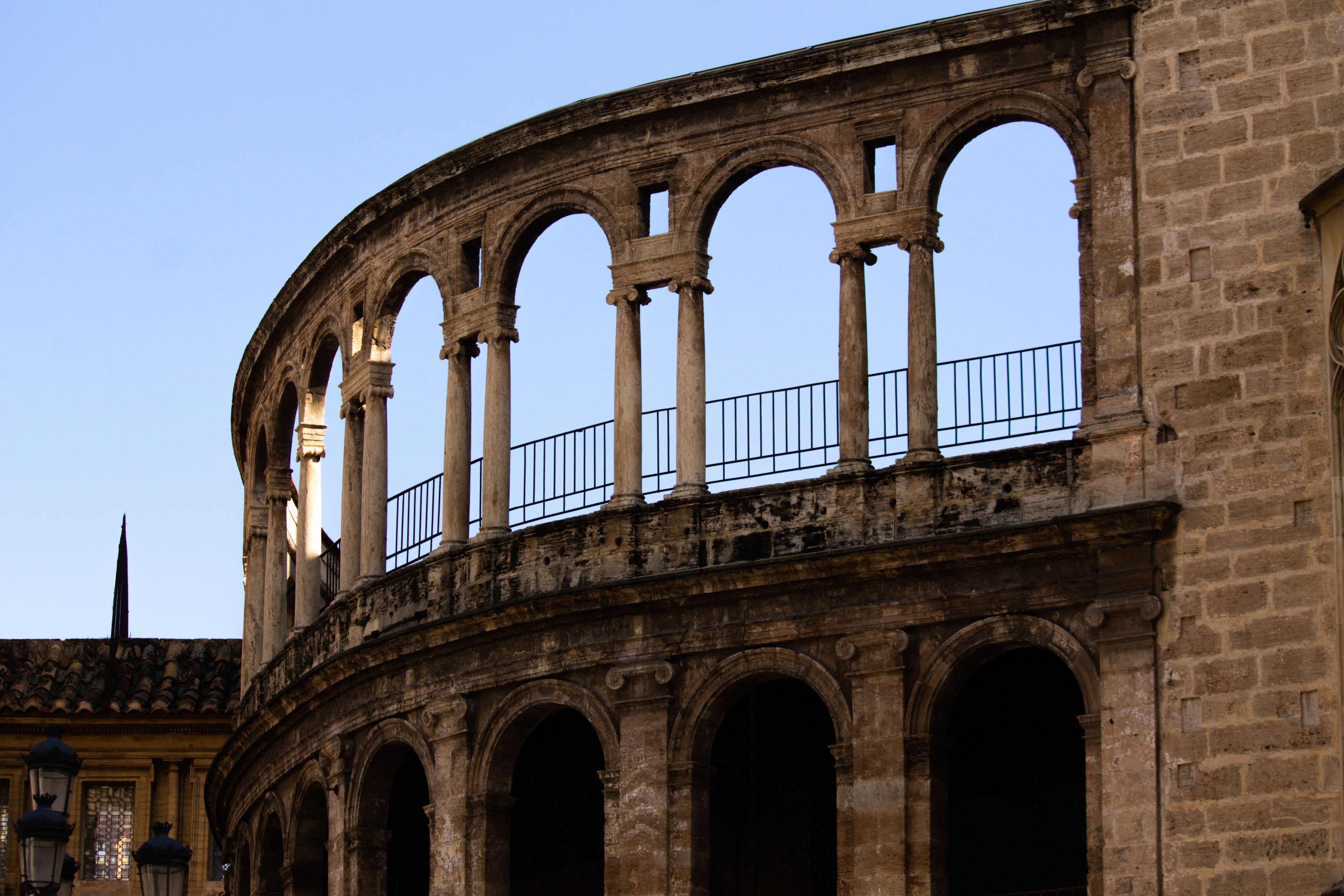 Valencia Corridor Arch and the Valencia Cathedral · Free Stock Photo