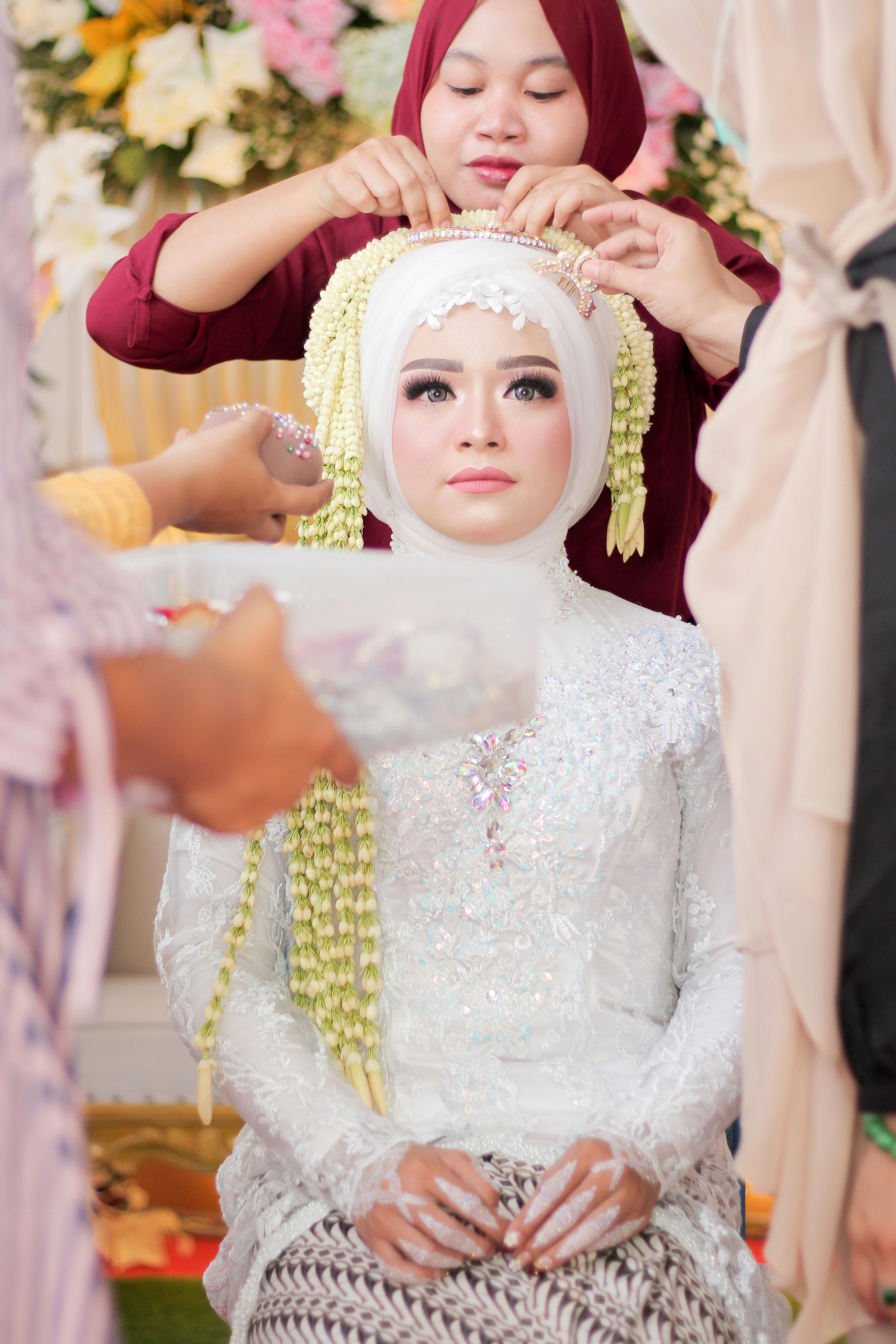Women Preparing Bride for Wedding · Free Stock Photo