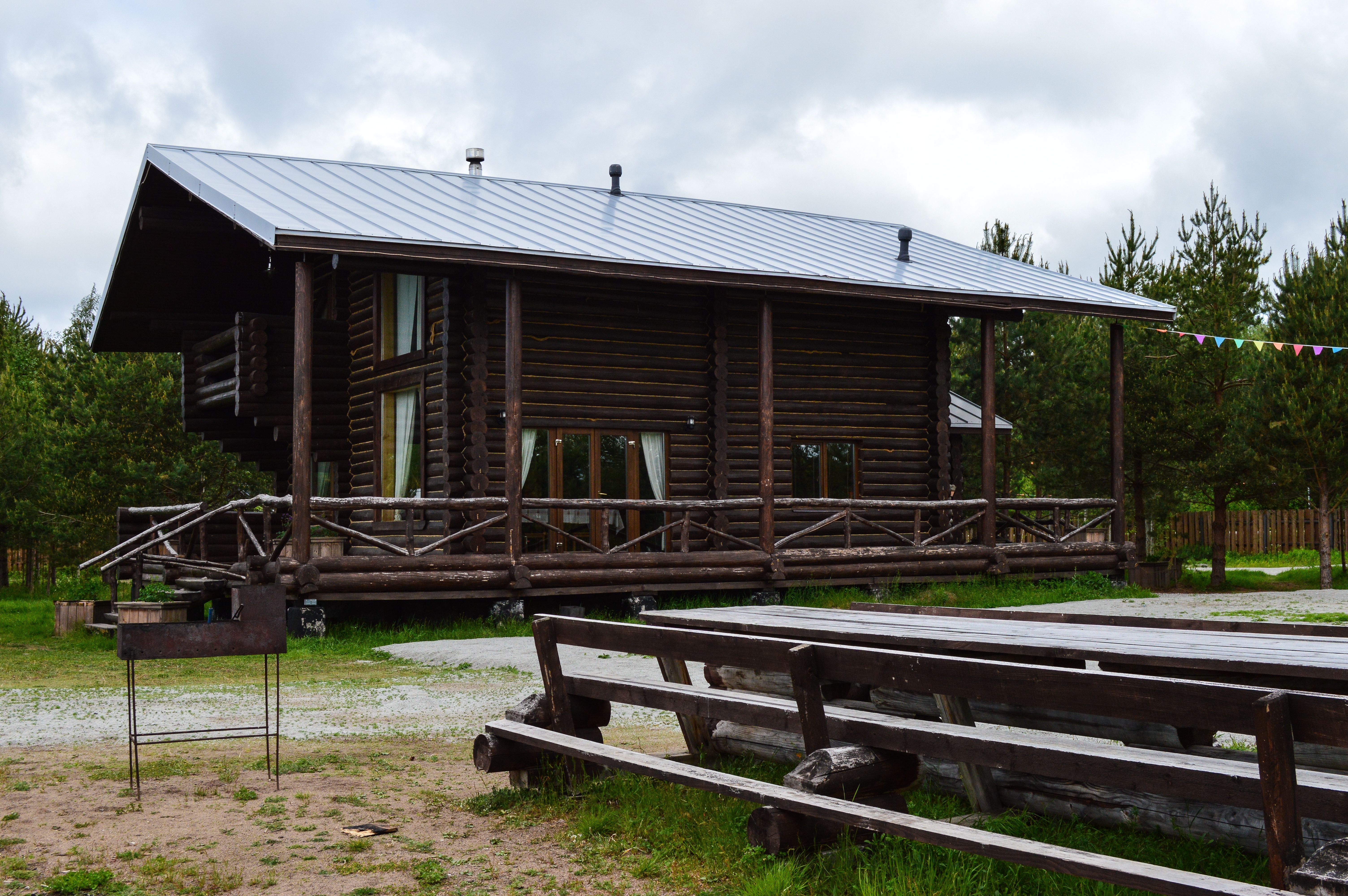 Brown Wooden Cabin · Free Stock Photo
