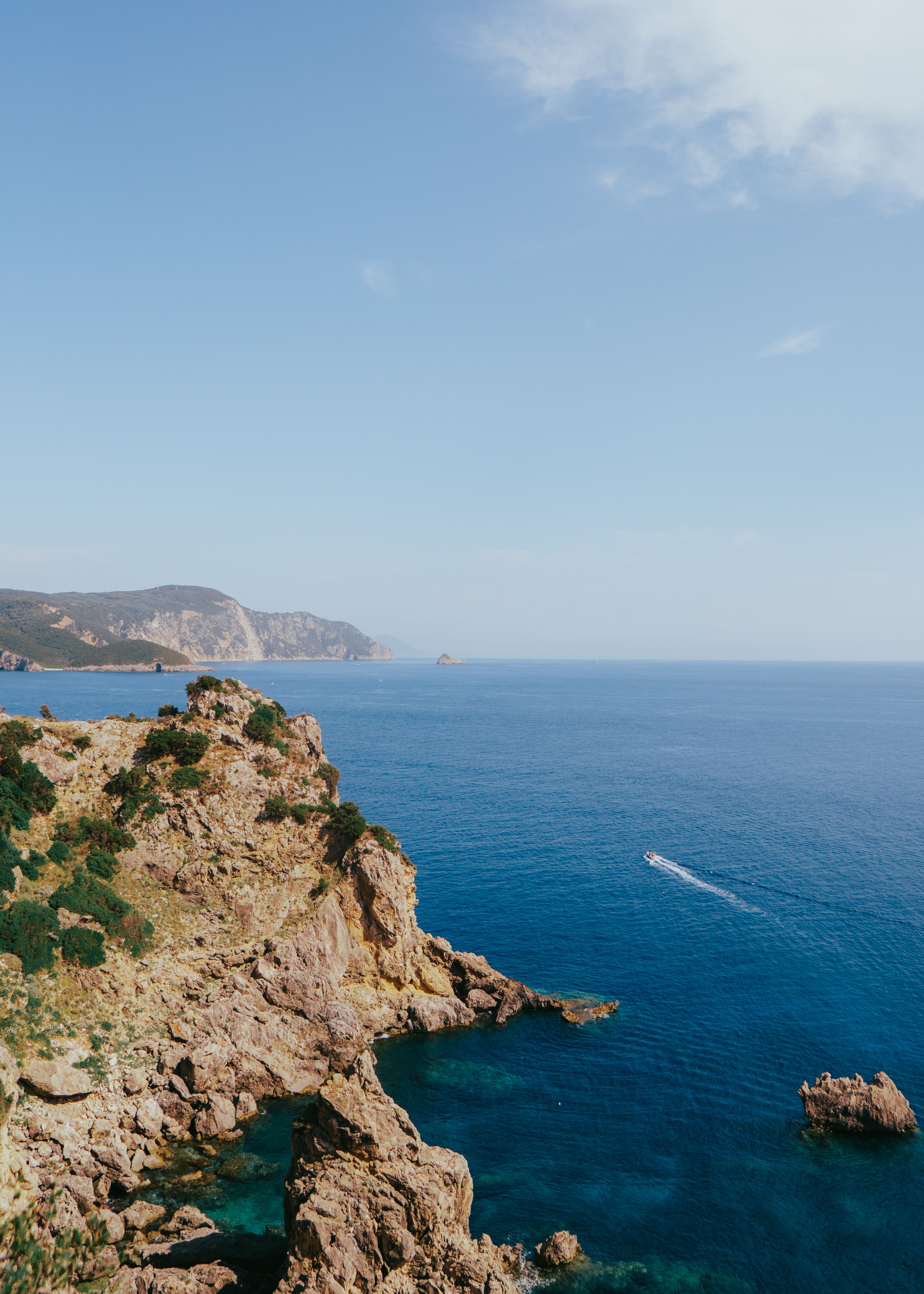Where water meets the land · Free Stock Photo