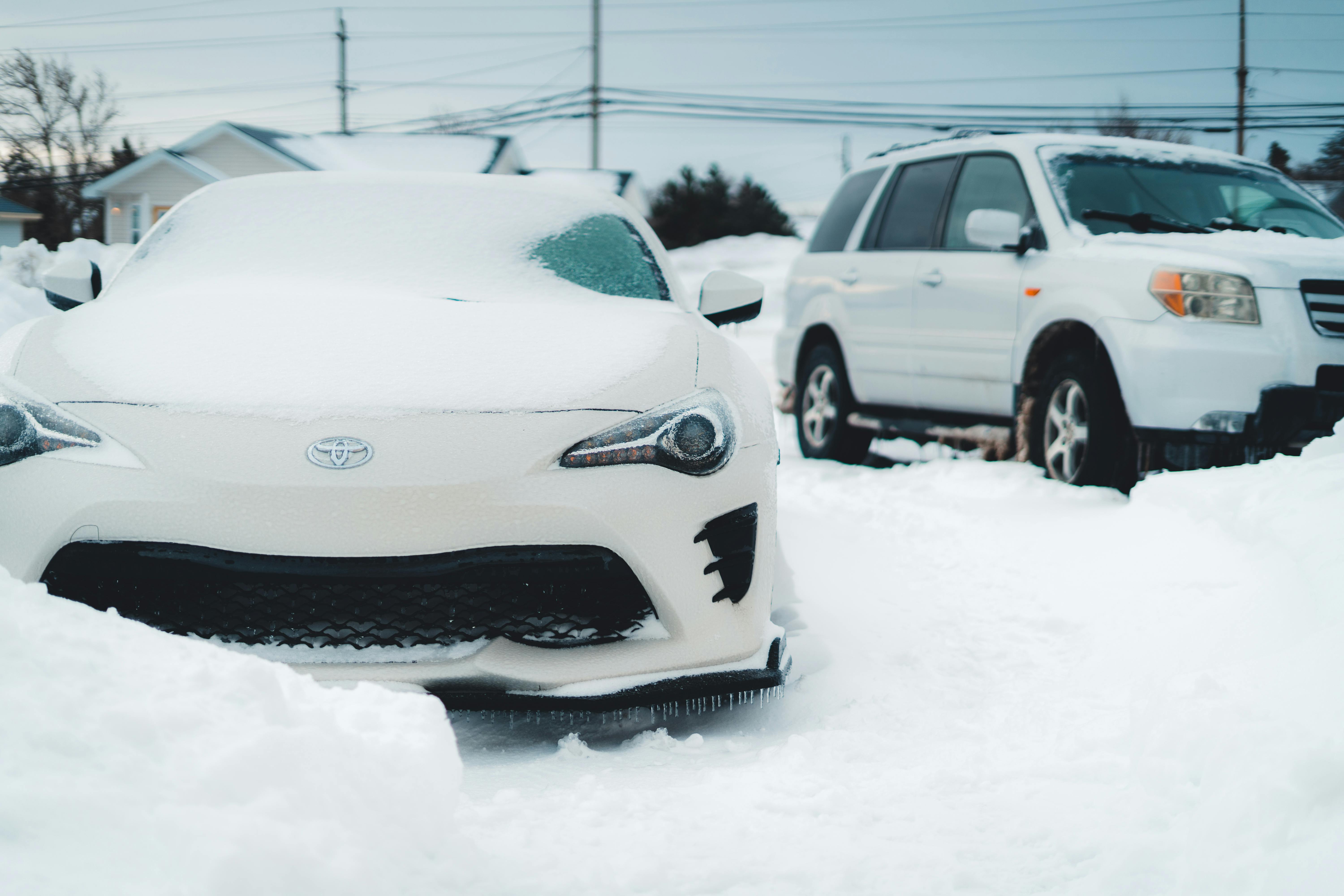 Snow on Cars · Free Stock Photo